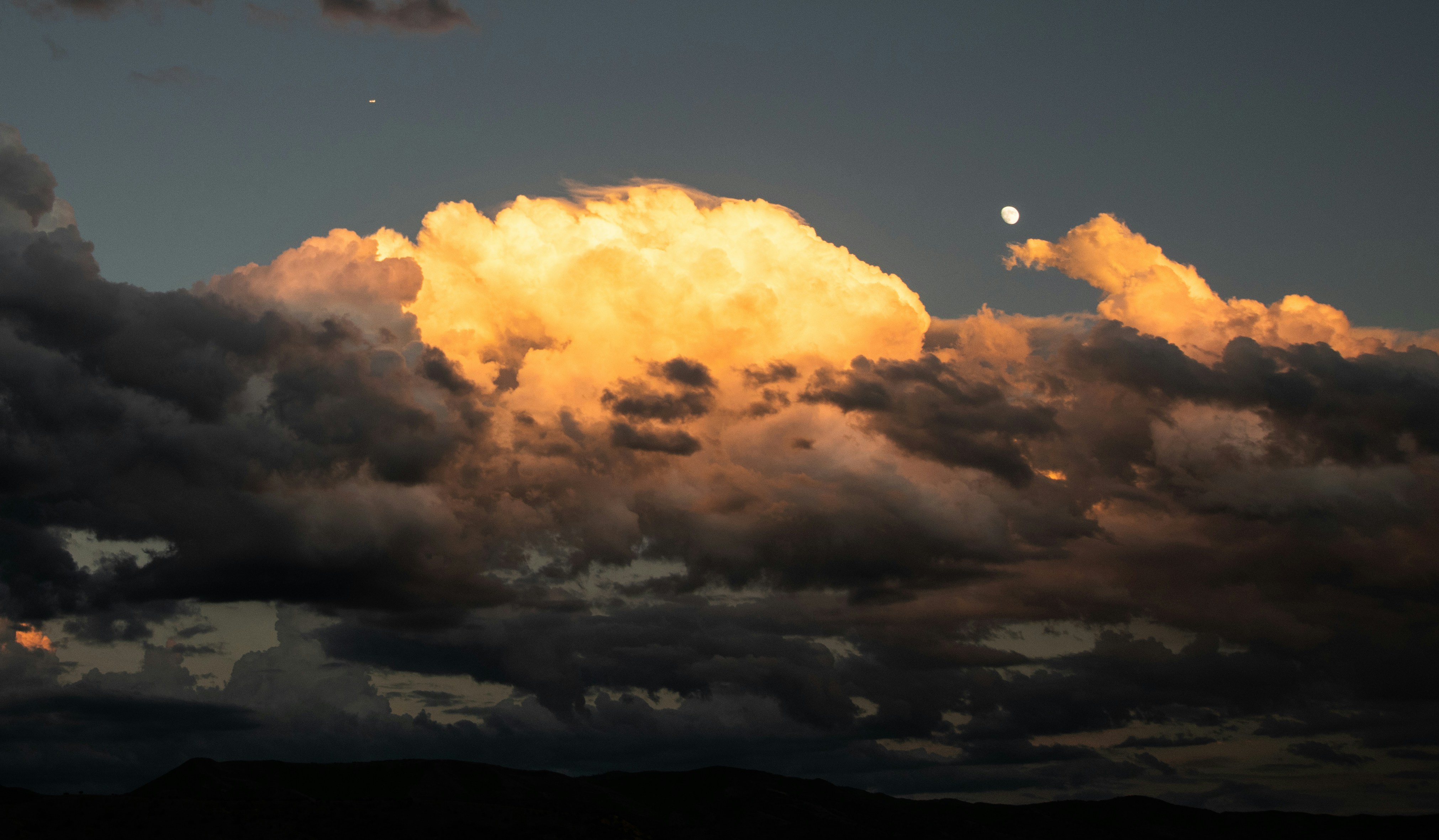 Golden Cloud Crown Over Quiet Horizon