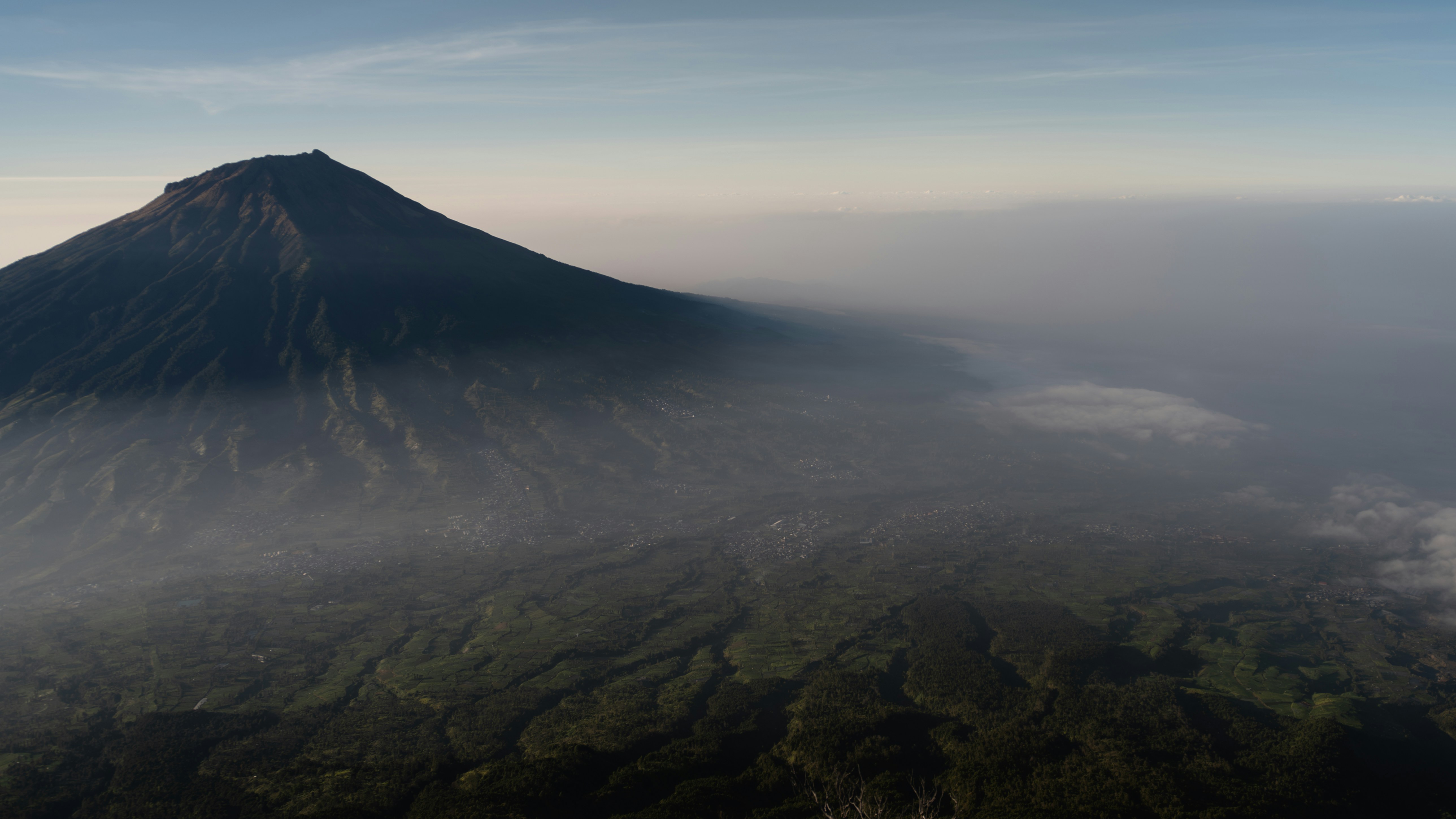 Aving Peak: Silent Volcano Beyond the Ocean of Clouds