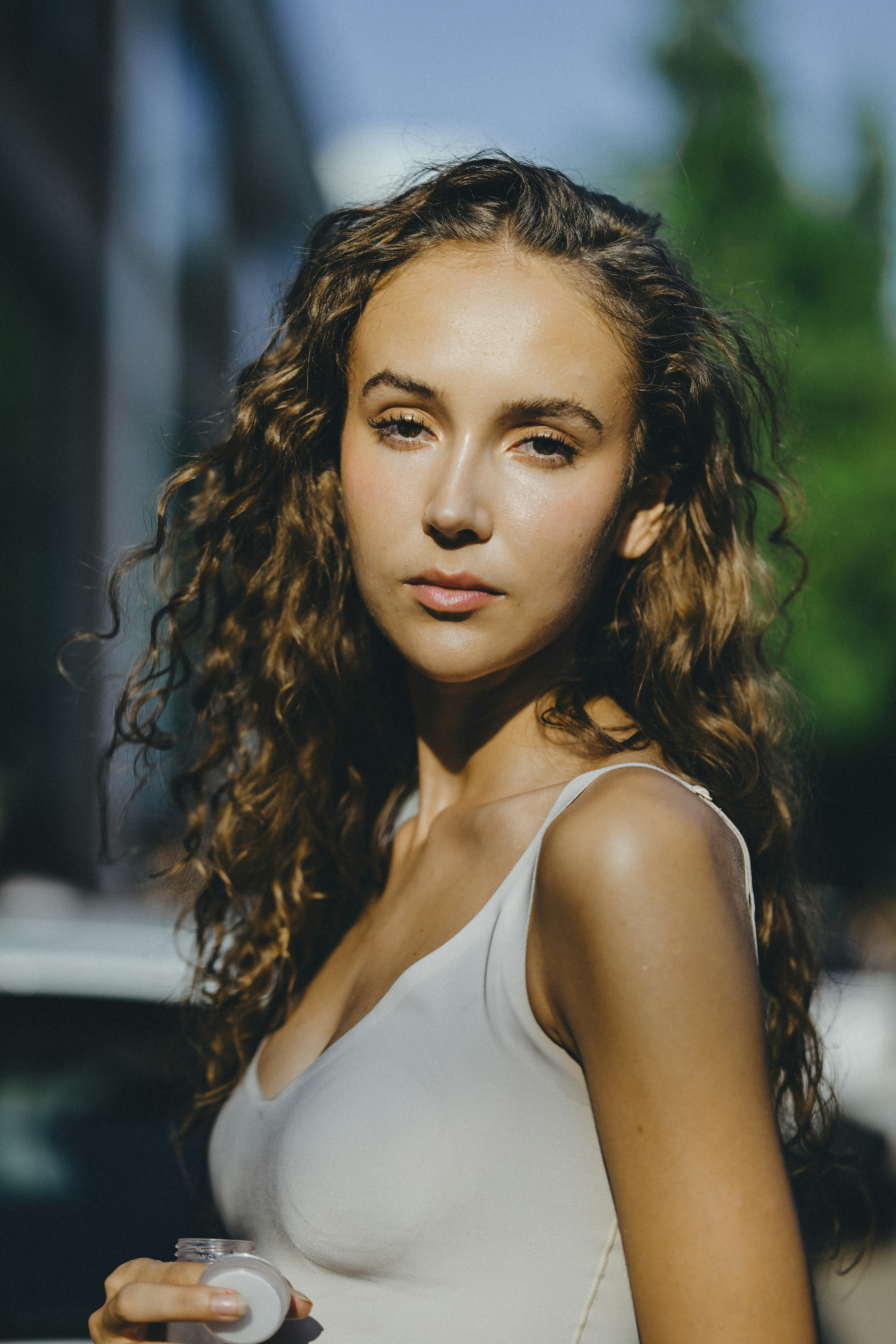 Sunlit Resolve: Portrait of a Wallflower in Soft Backlight