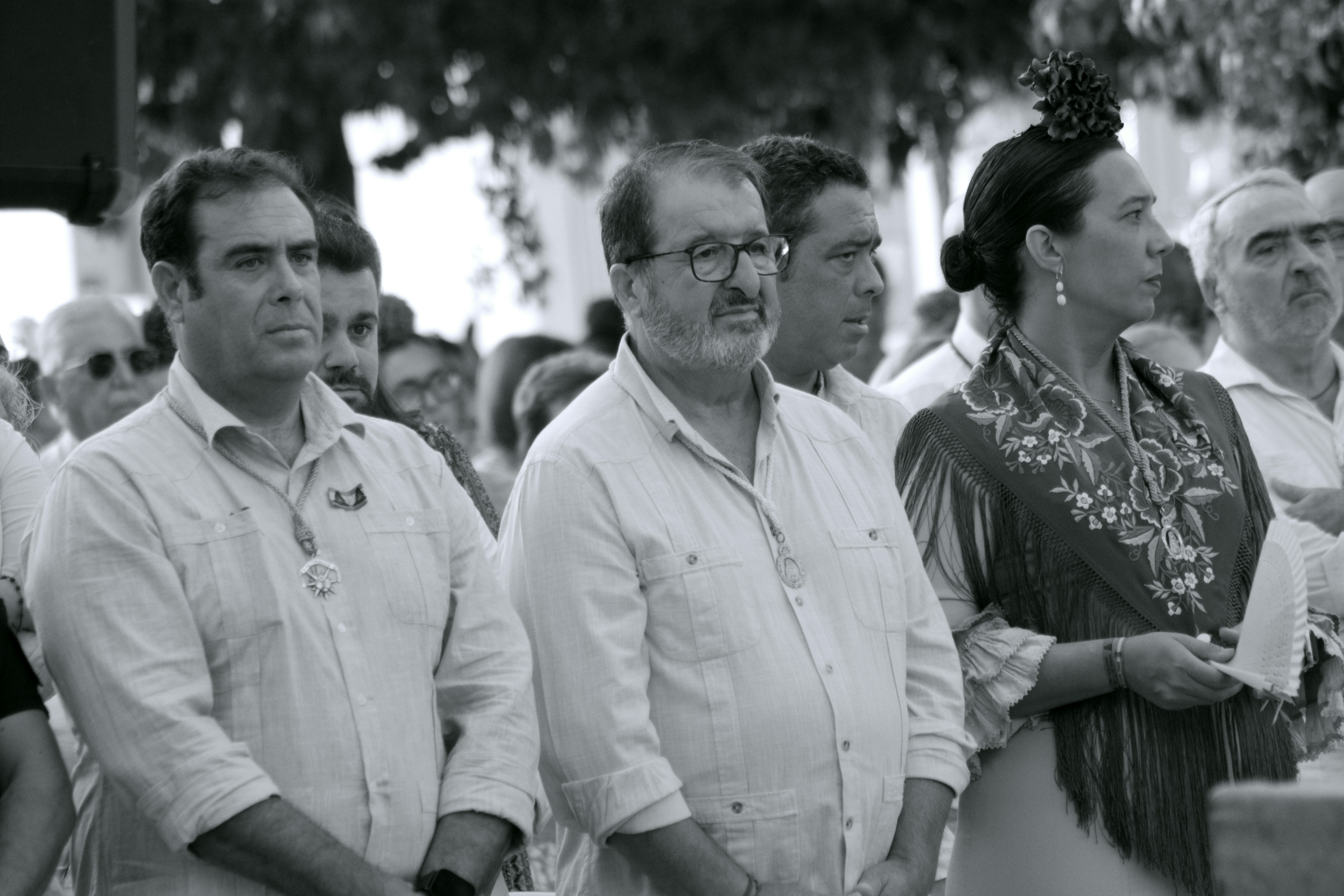 A Formal Gathering: Expressions and Attention Amidst an Underscored Crowd