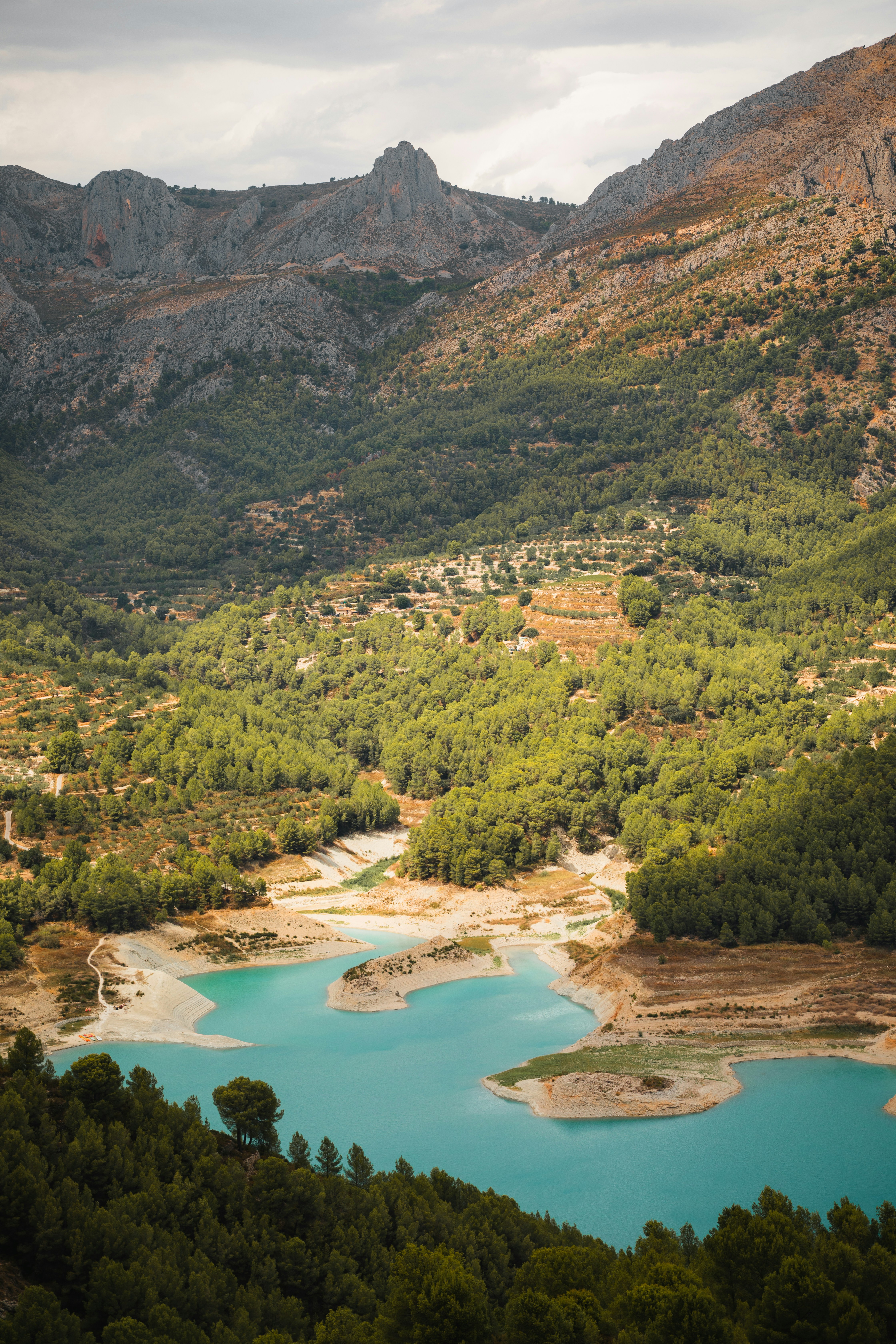 Emerald Trough: A Mountain Oasis Carved by Turquoise Waters