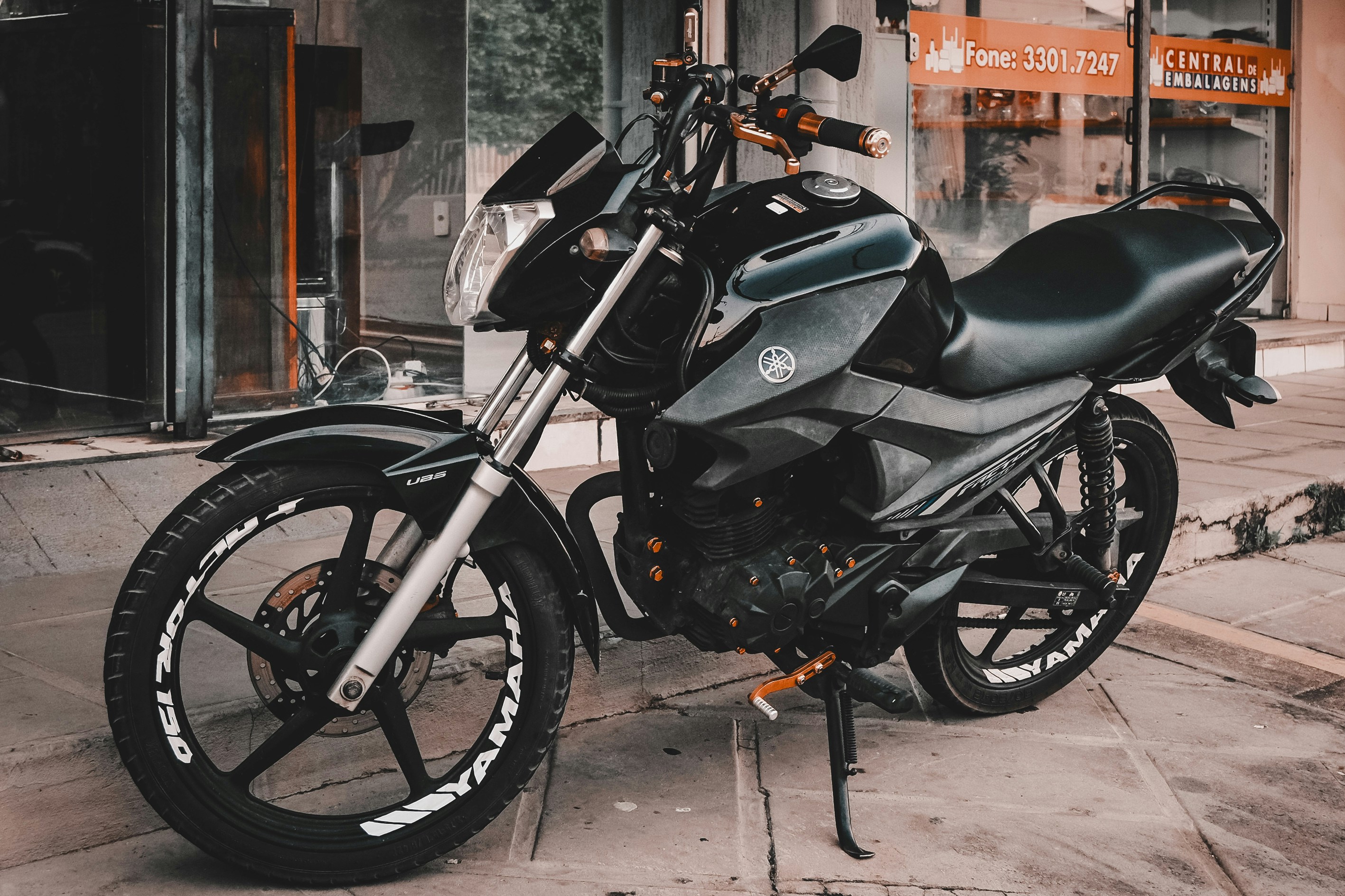 Urban Matte: A Yamaha Street Tracker Anchored on a Quiet Sidewalk