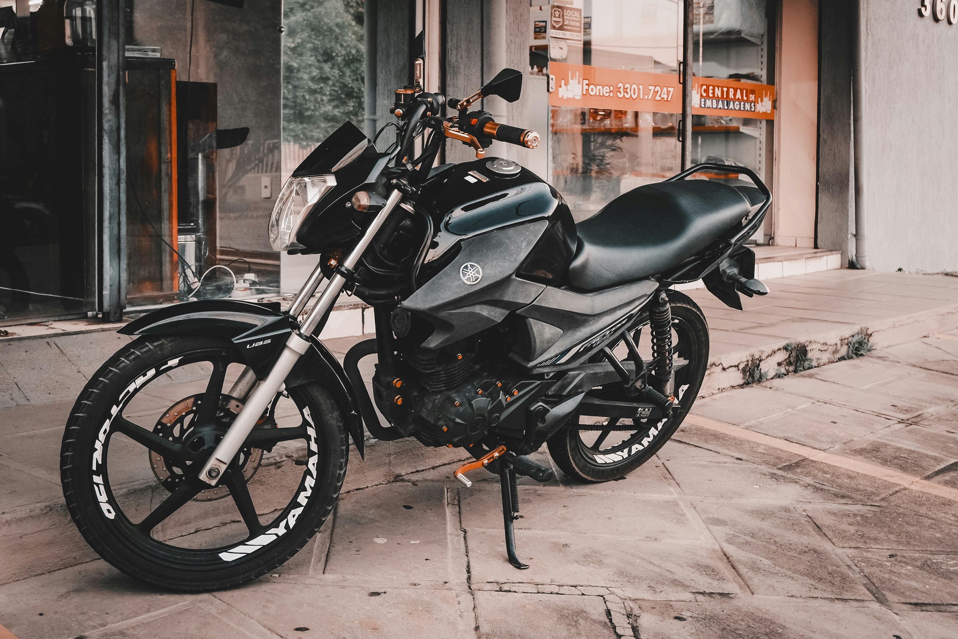 Urban Matte: Yamaha Dual-Tone Street Bike Resting on a City Tile
