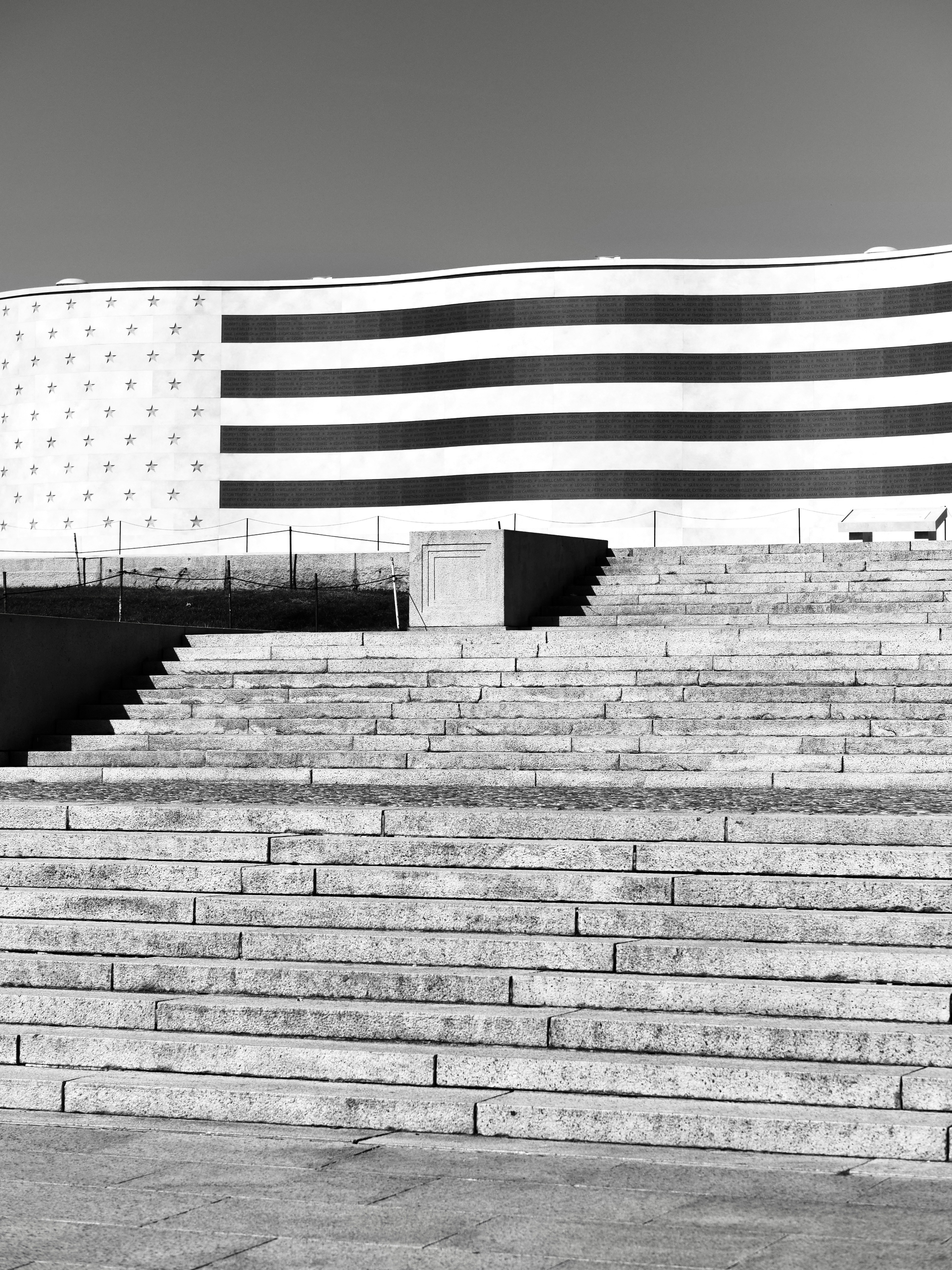 Staircase to a Flagged Horizon