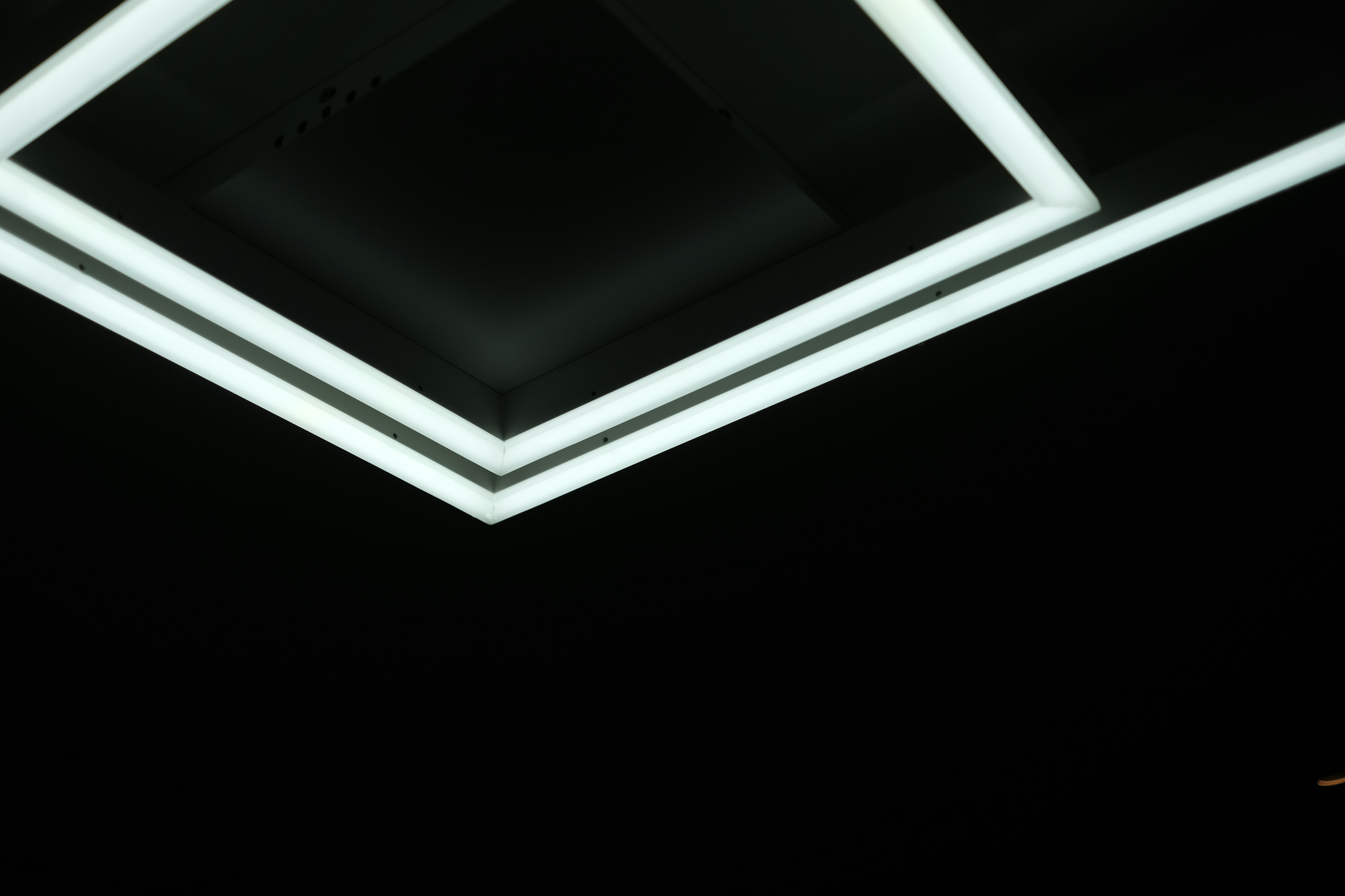 Neon Lattice Overhang in Night Black