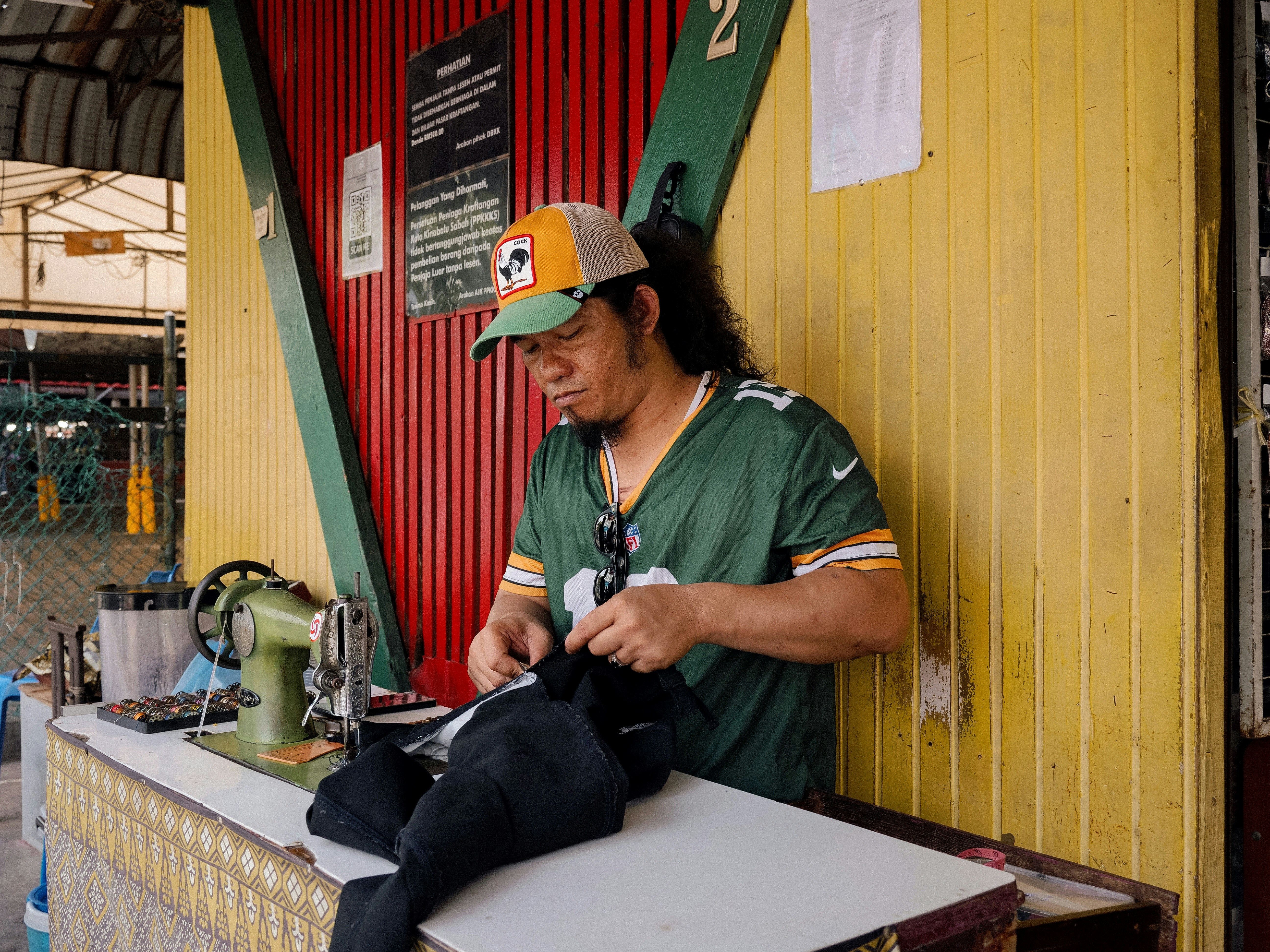 Cafune in the Workshop: Focused Hands at the Workbench