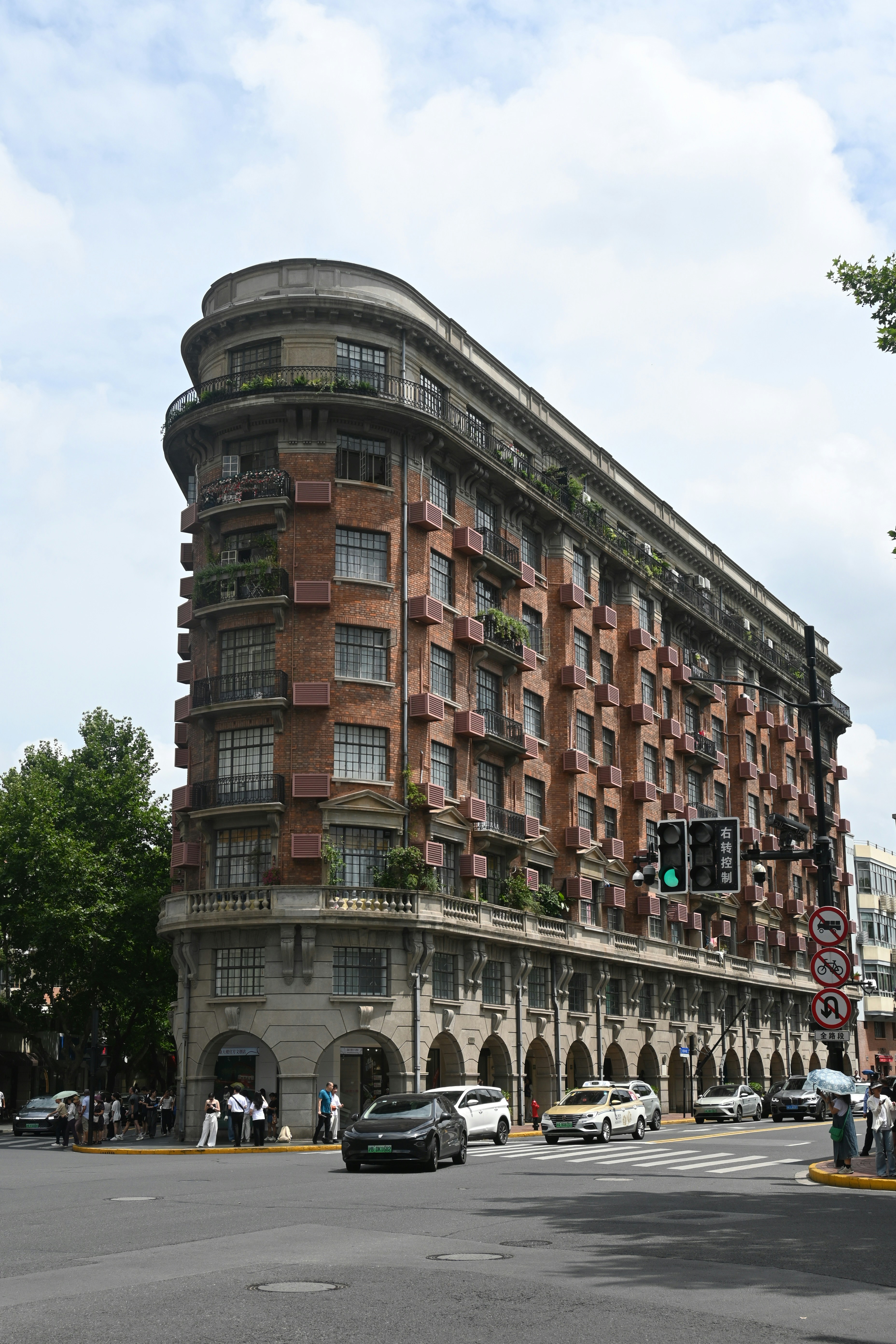 Cornered Grandeur: A Brick Arc atop the City Lane