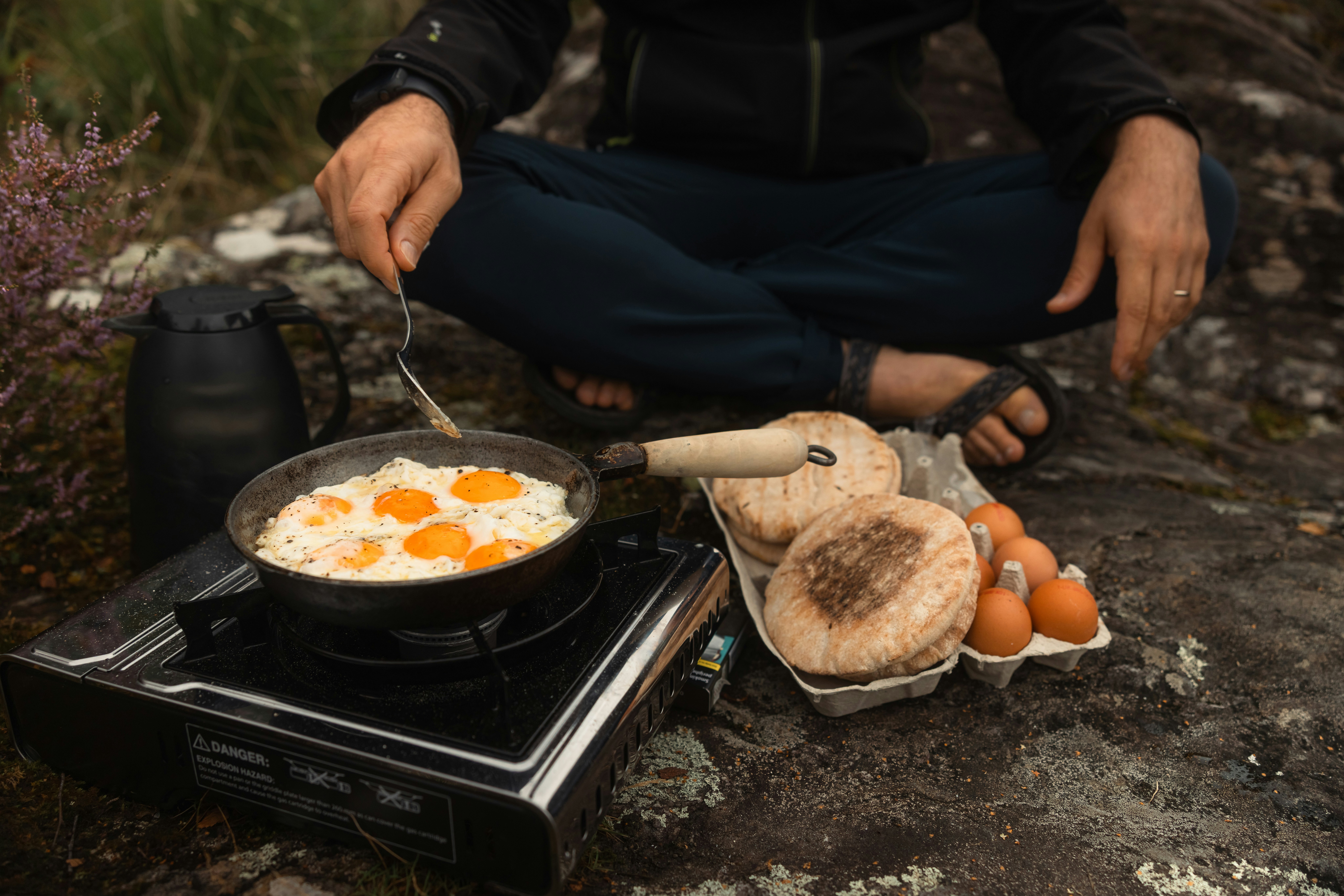 Sunset Fry: Eggs, Bread, and a Campfire Breakfast in the Wild