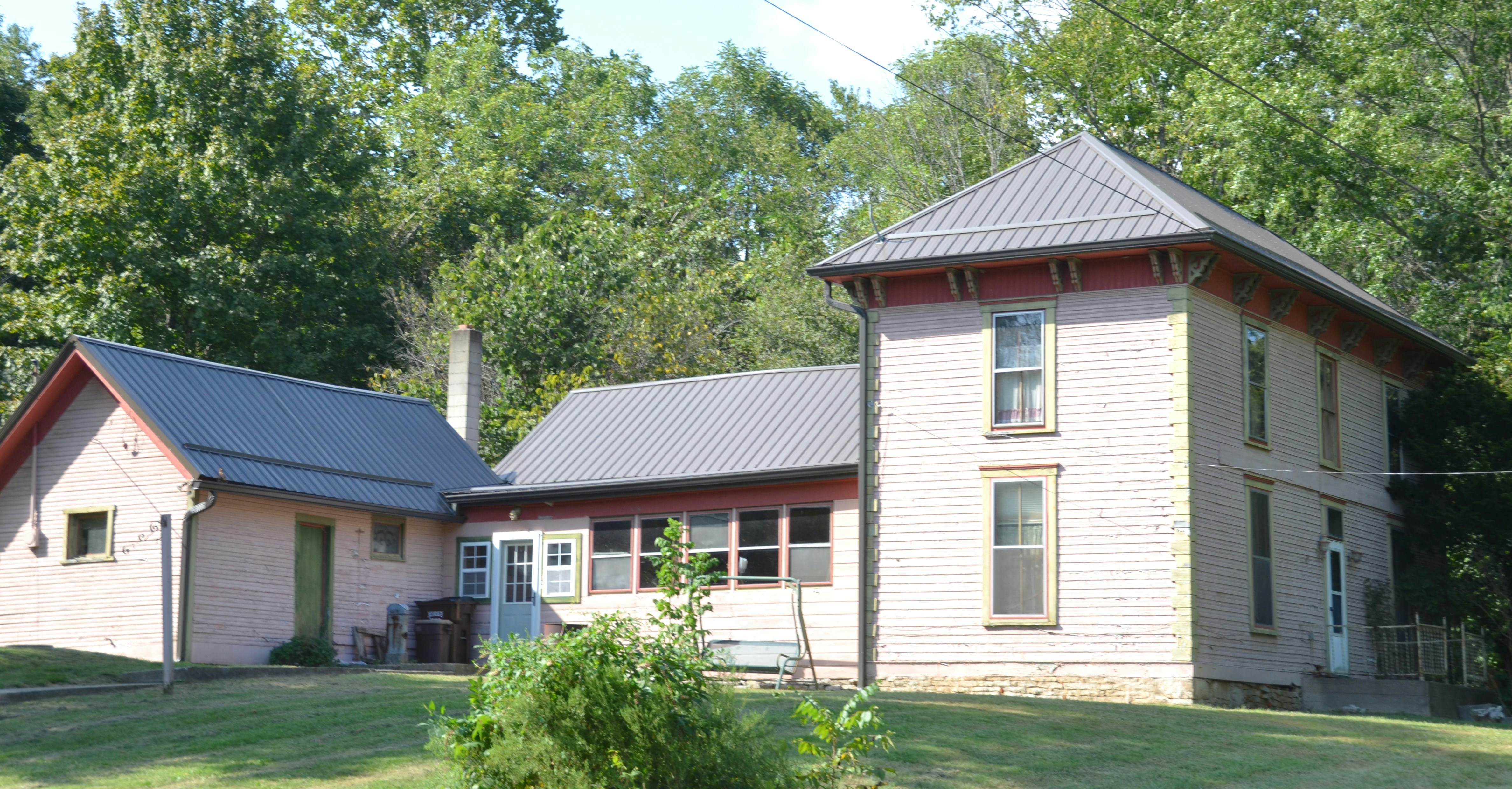 Sunlit Siemens-style House Trio on a Quiet Village Lawn