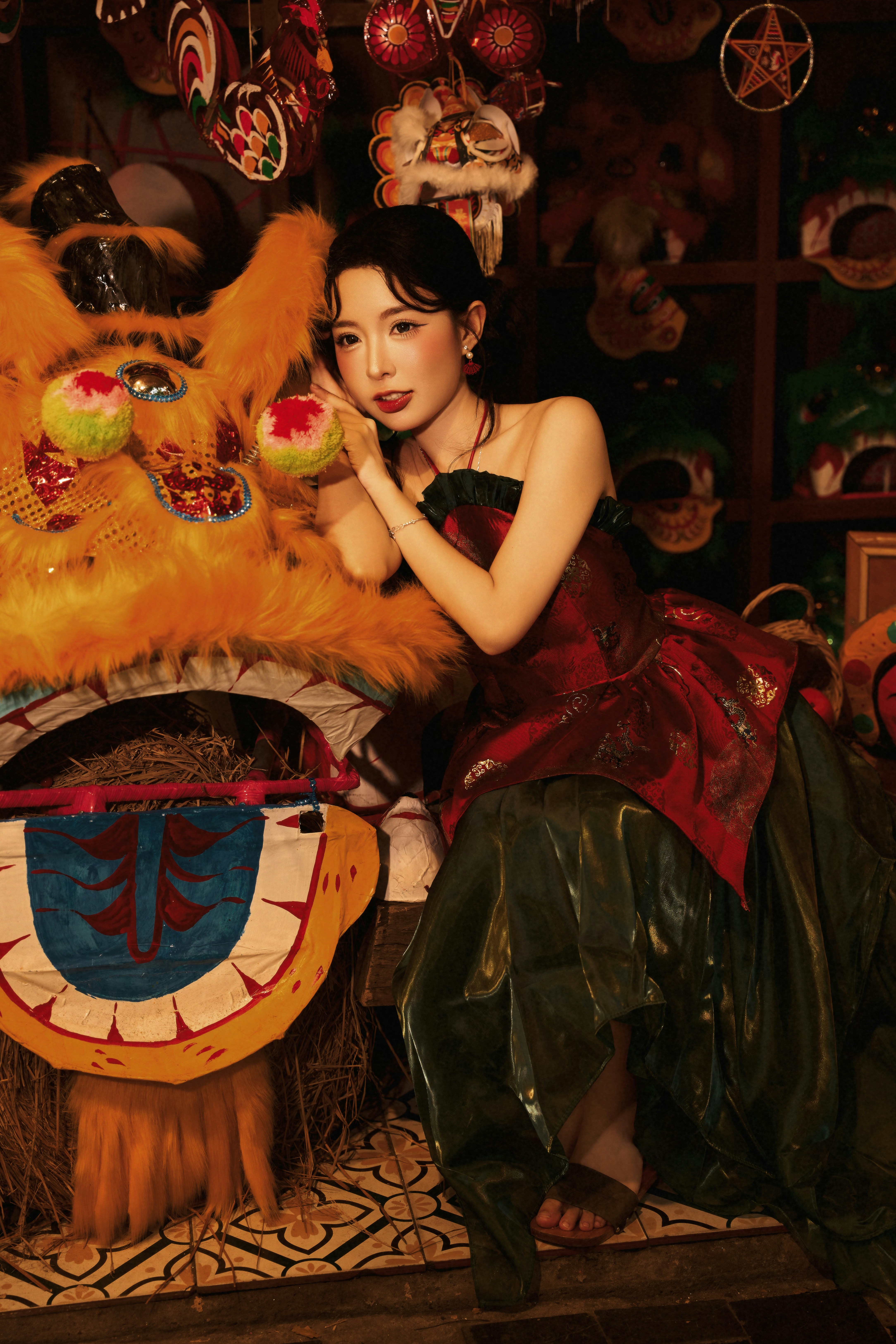 Portrait in a Cosplay Bazaar: The Quiet Gaze Among Lanterns and Plush Lion