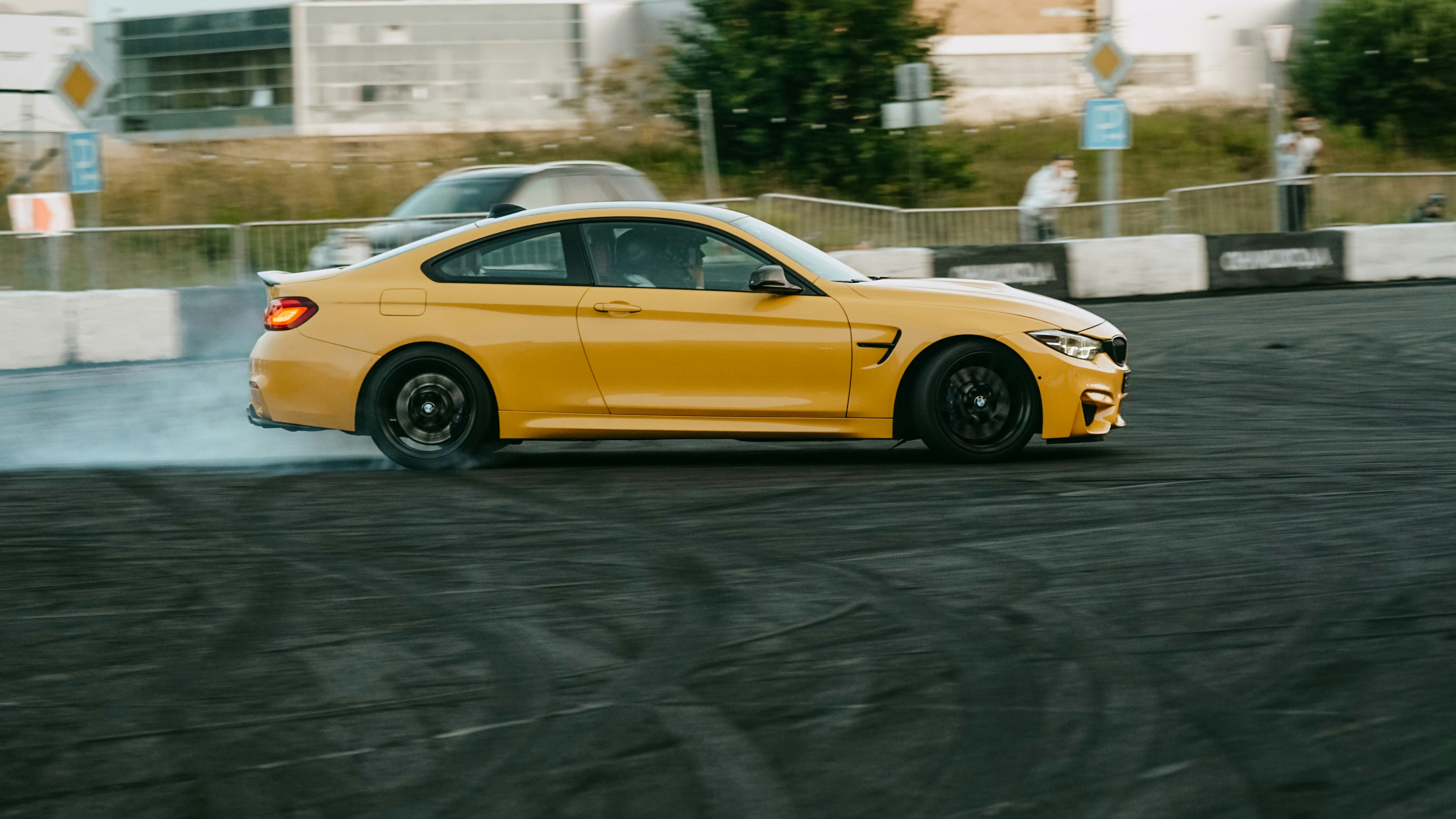 Yellow Contender: A Dodge-tinged Sprint on Burnout Asphalt