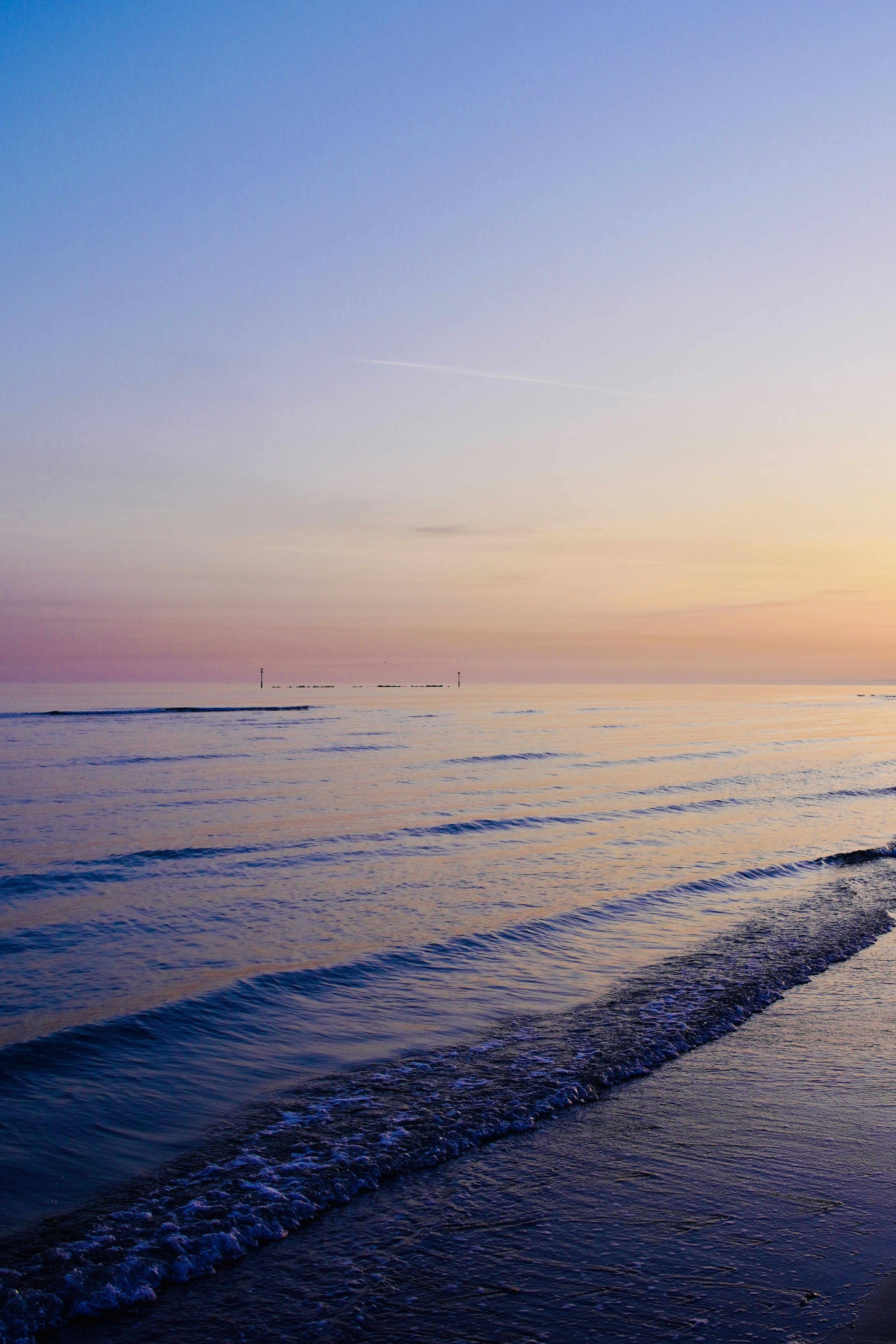 Horizon Serenade: Gentle Tide at Dusk