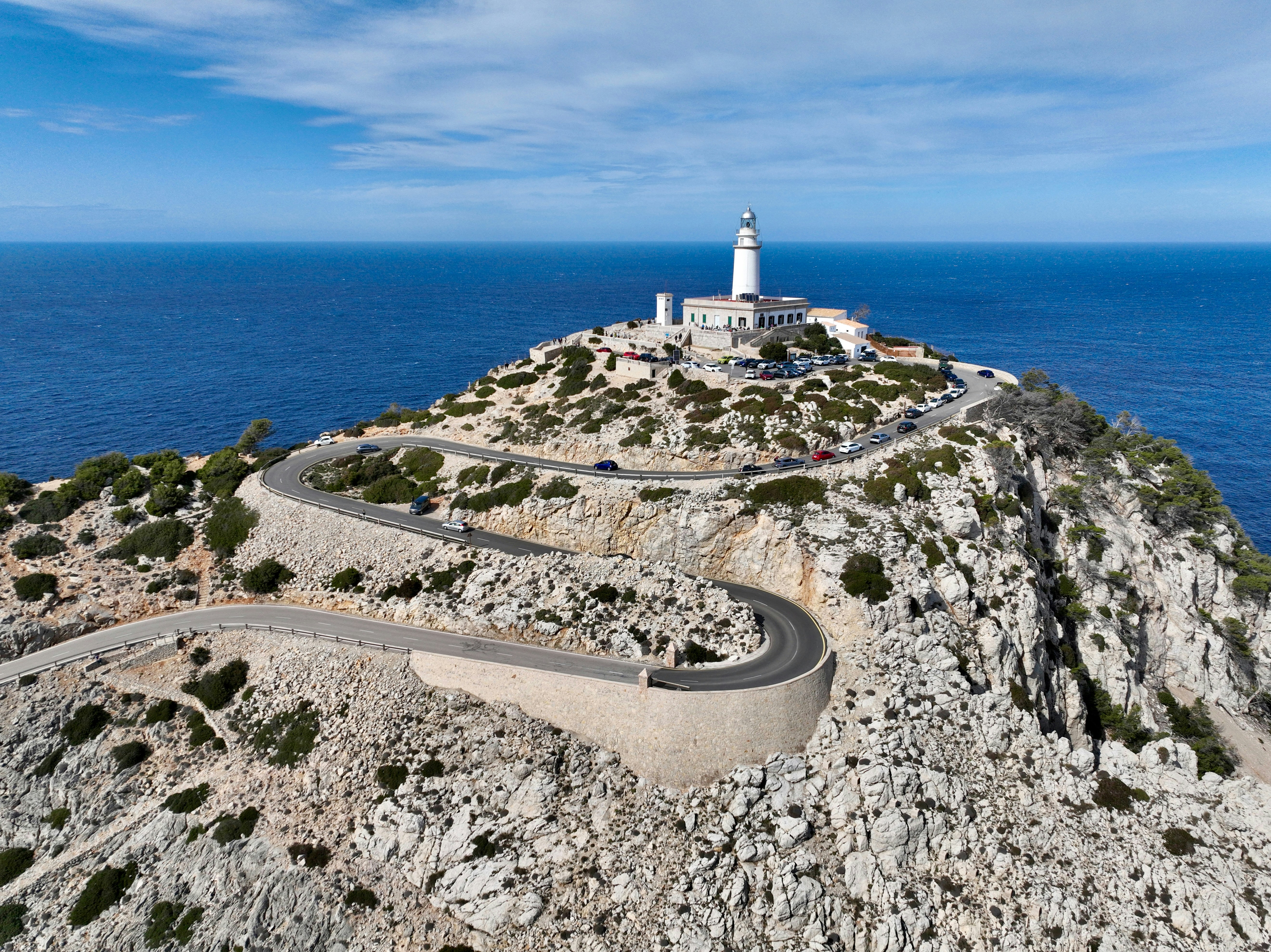 Lighthouse Summit: A Serpentine Terrace Above the Sea