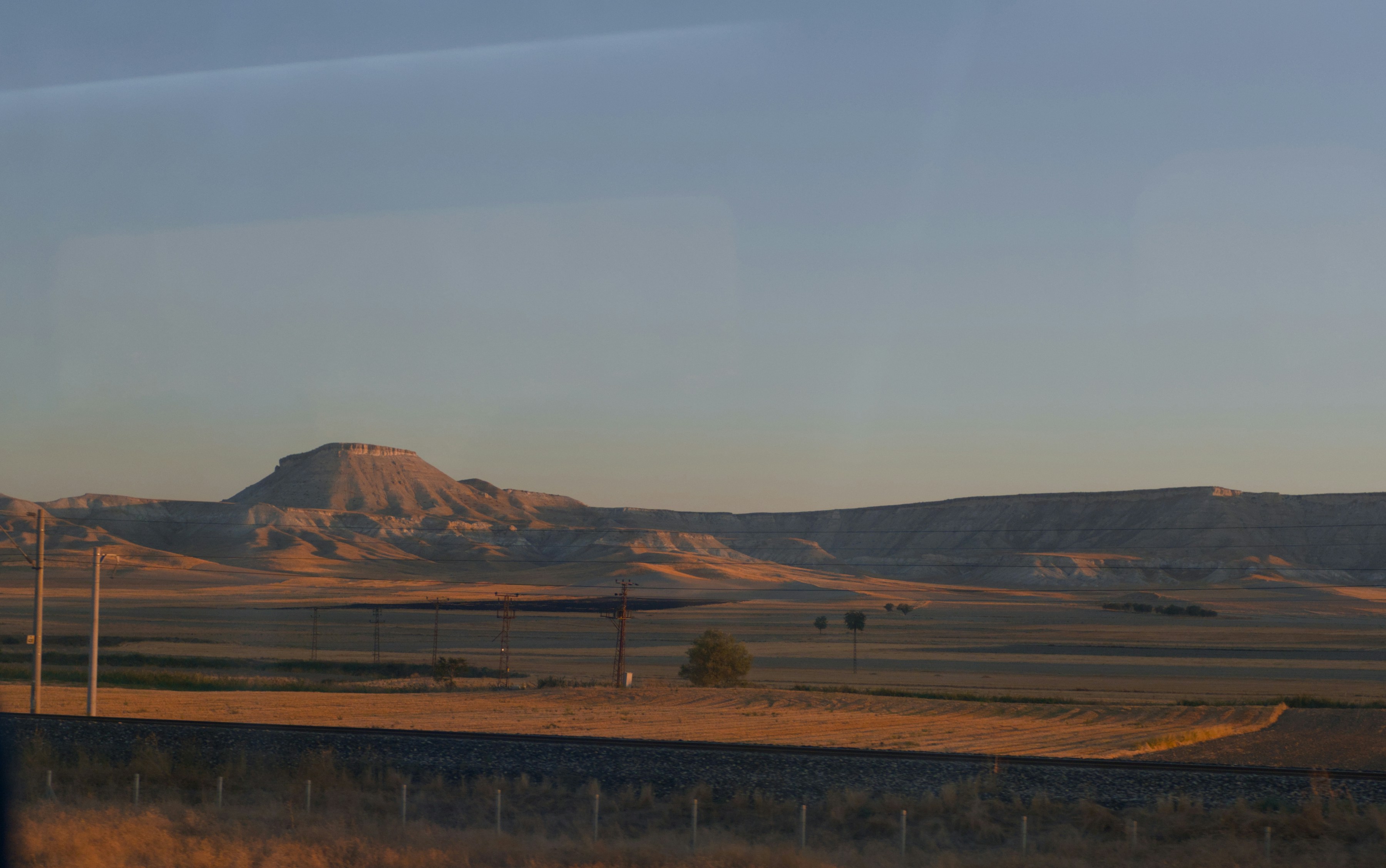 Desert Mesa at Dusk: A Quiet Horizon under Soft Light