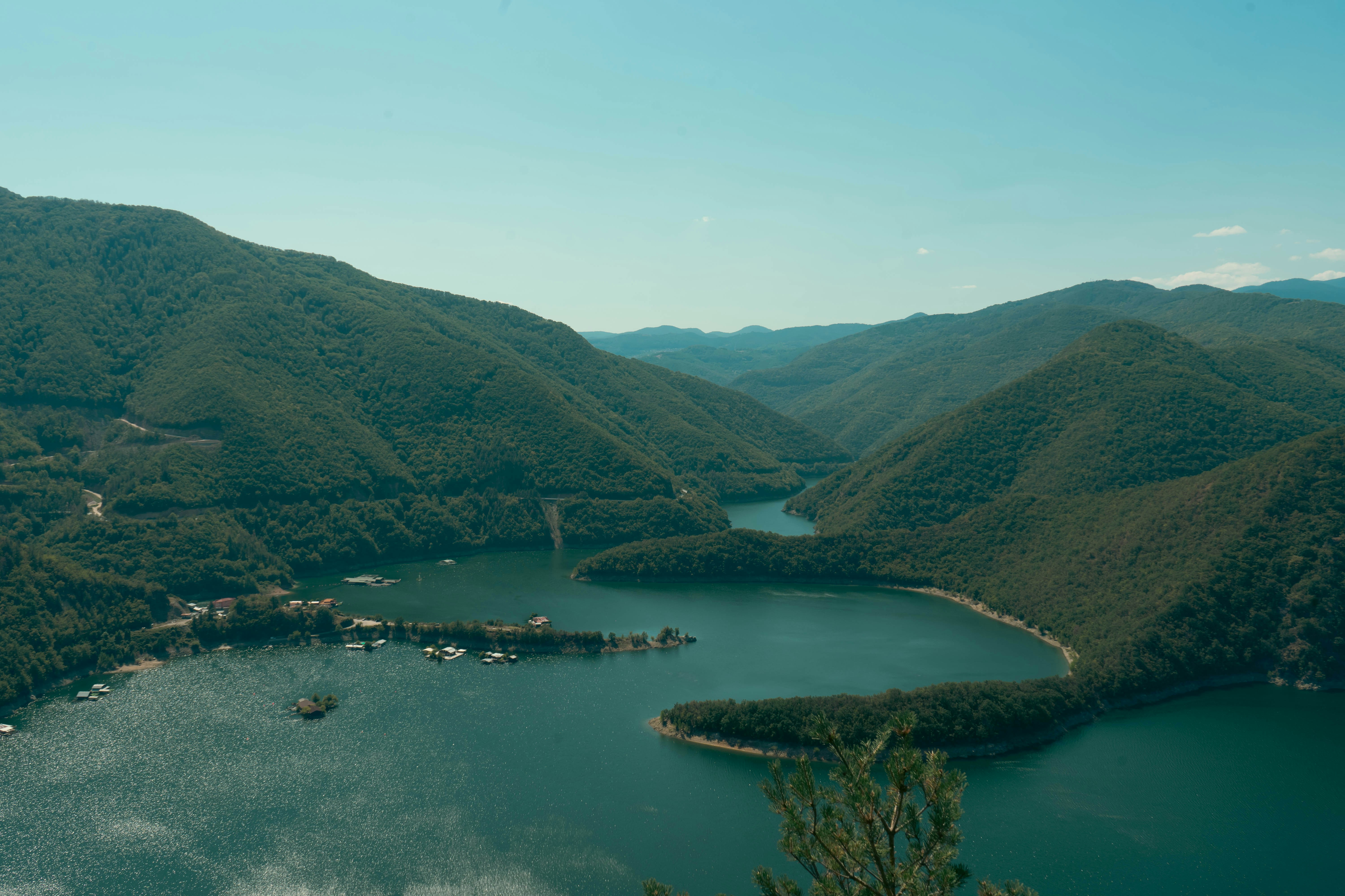 Valley Lake Corona: A Serene Fold Between Verdant Peaks
