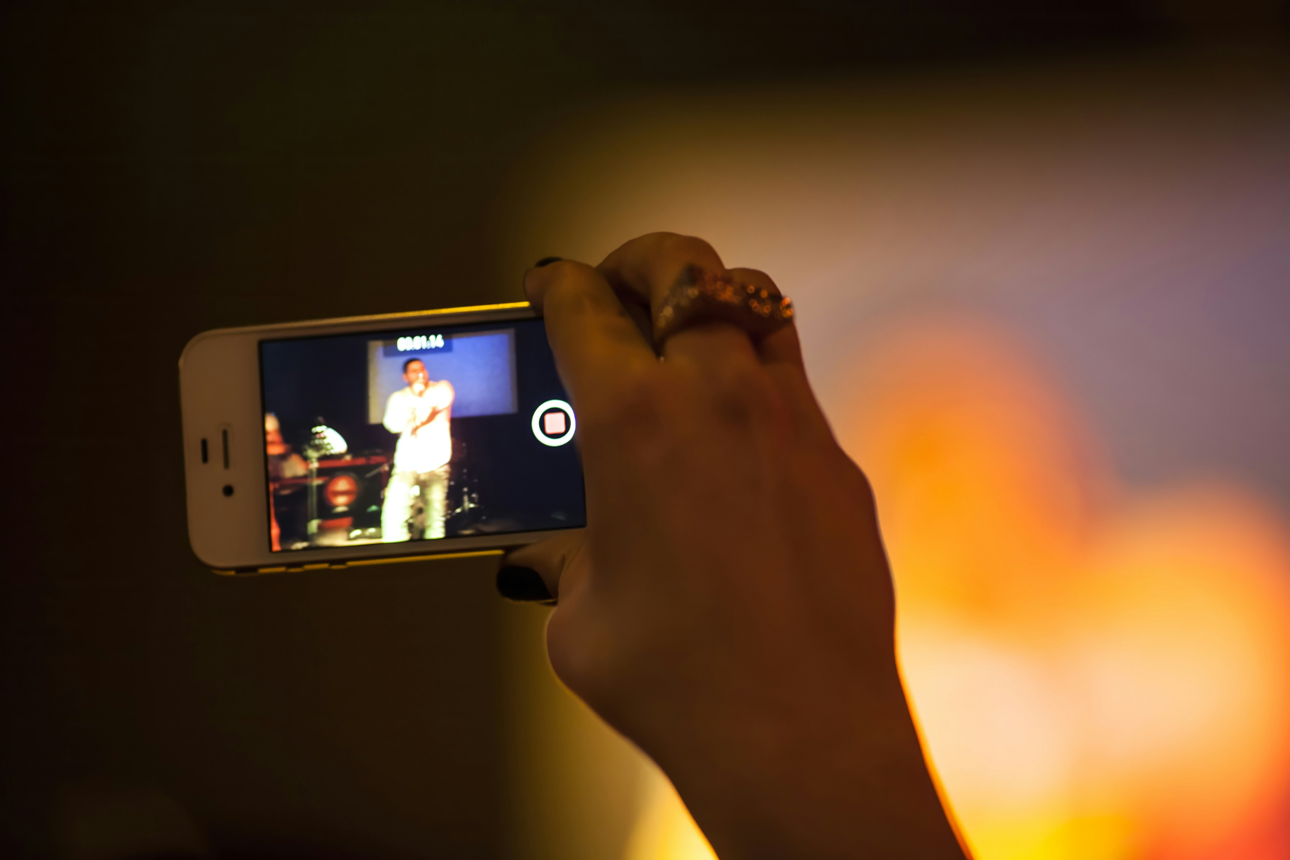 Phone-shot Moment: Handheld Capture of a Stage Performance