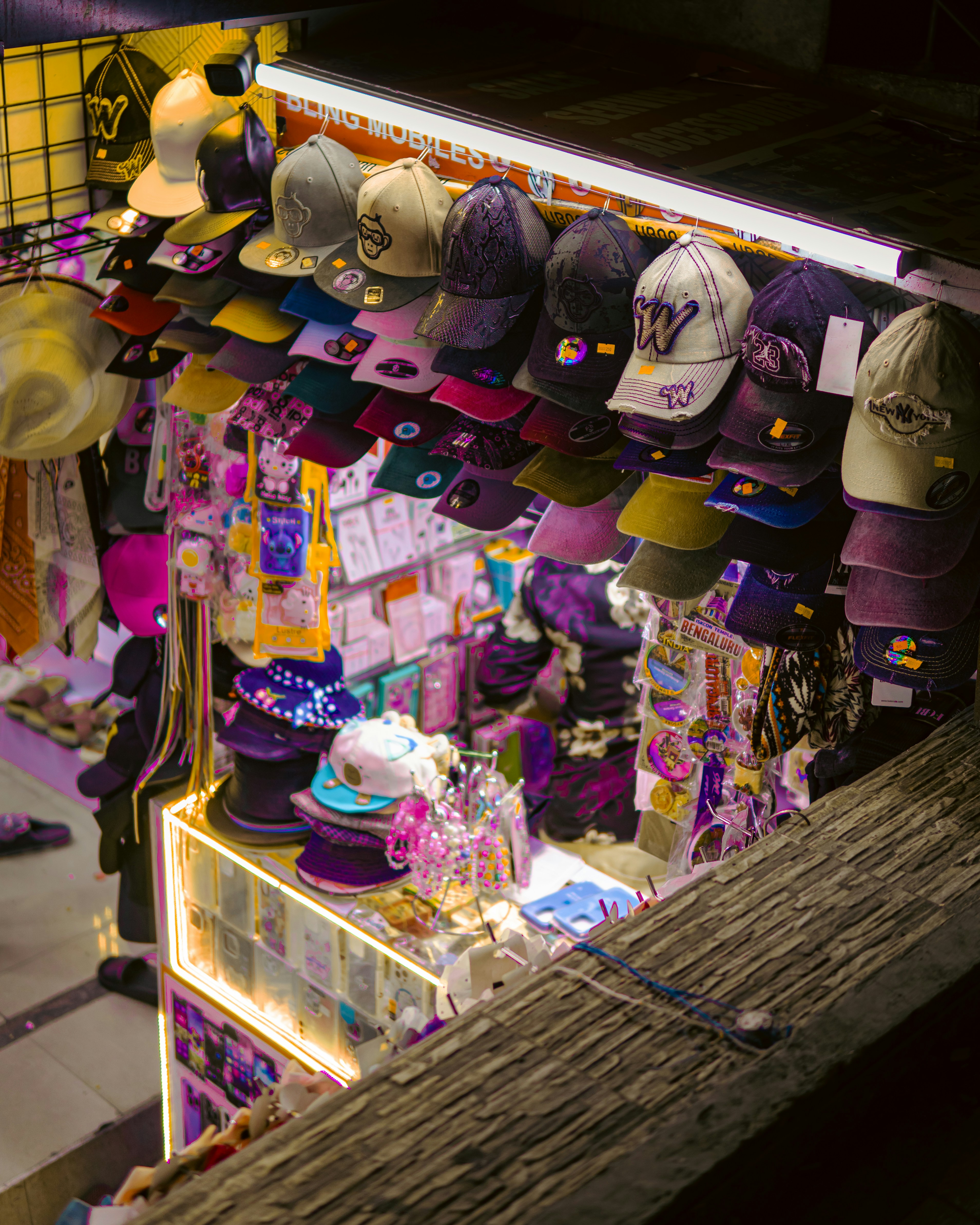 Caps and Color: A Saturated Street Hat Market