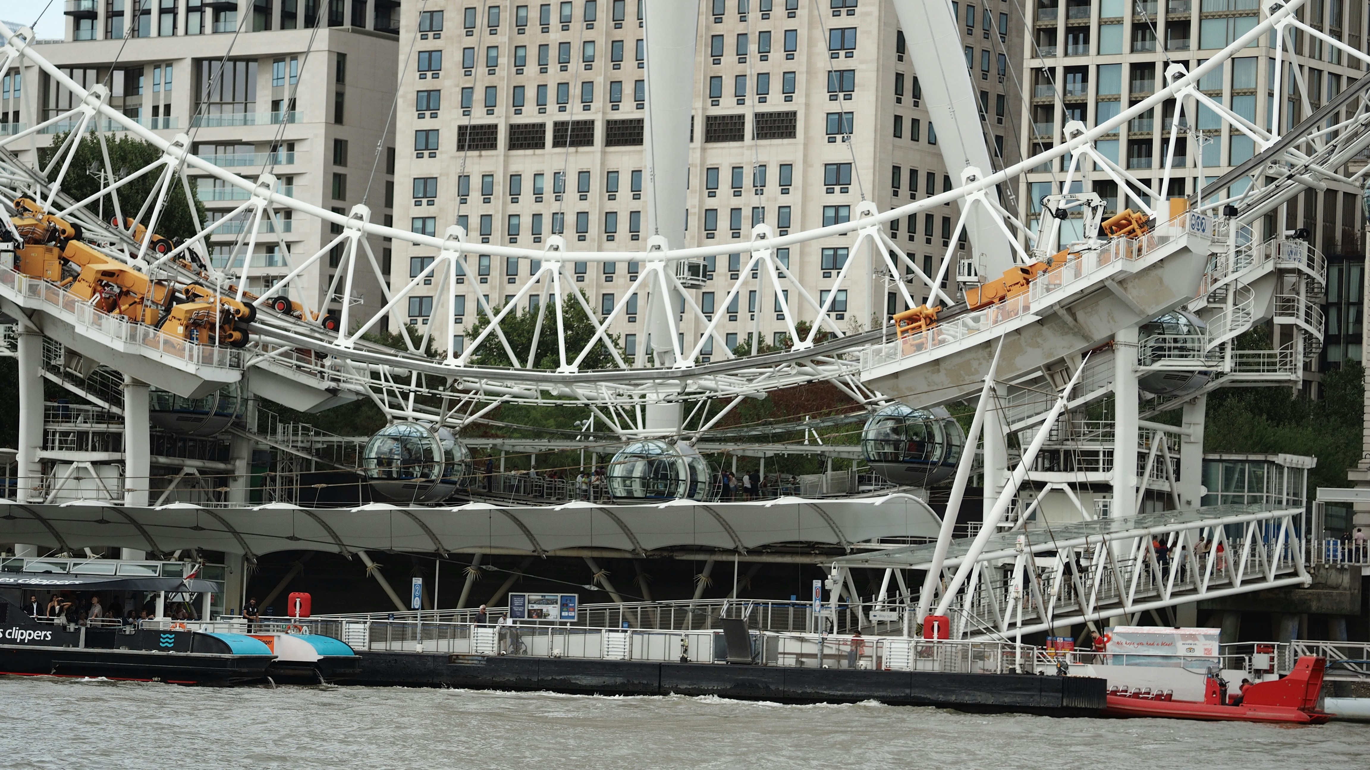 Suspended City Span: A Skyline Greenway Between Towers and Trusses