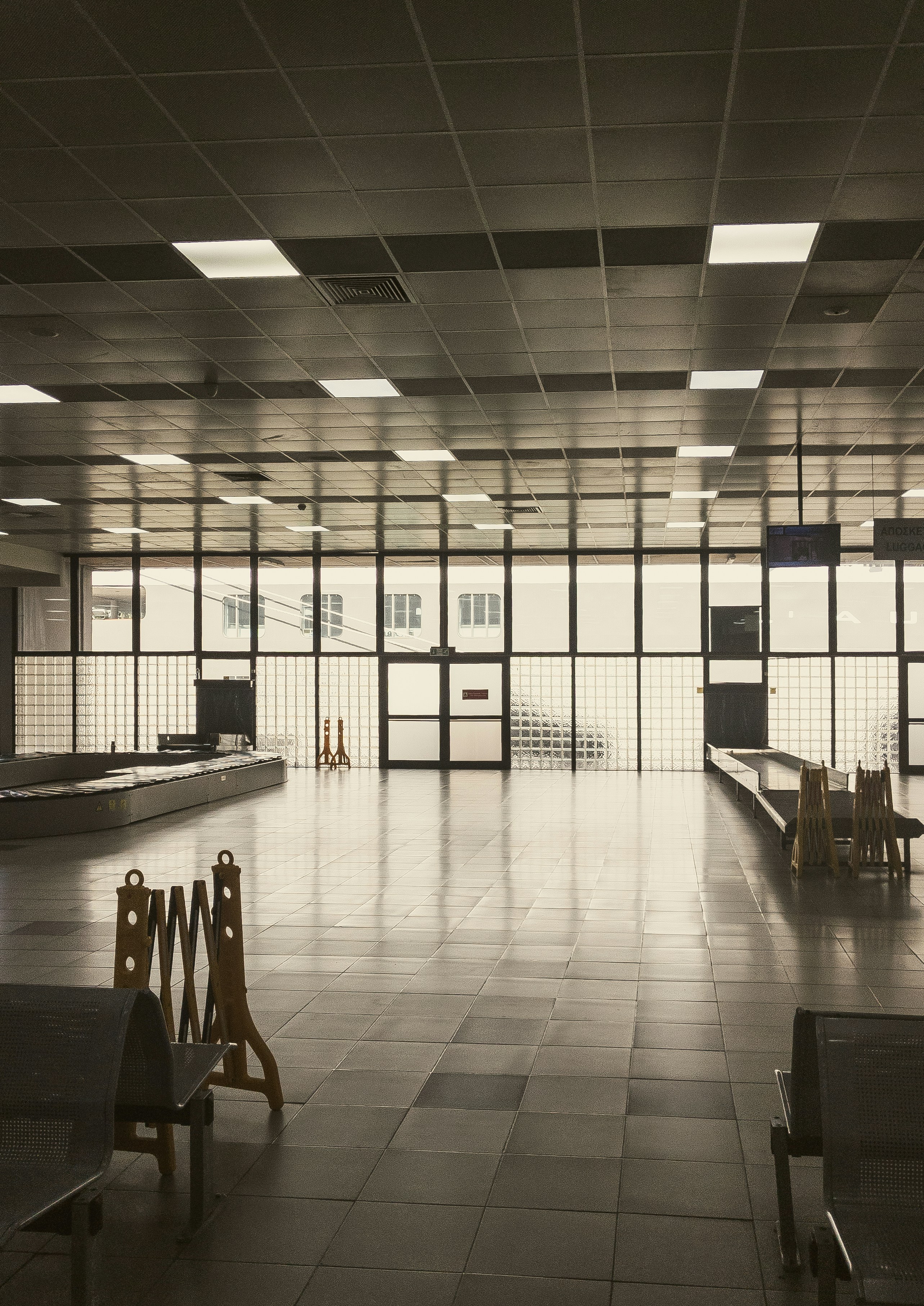 Vacant Terminal: Quiet Symmetry Under Fluorescent Grids