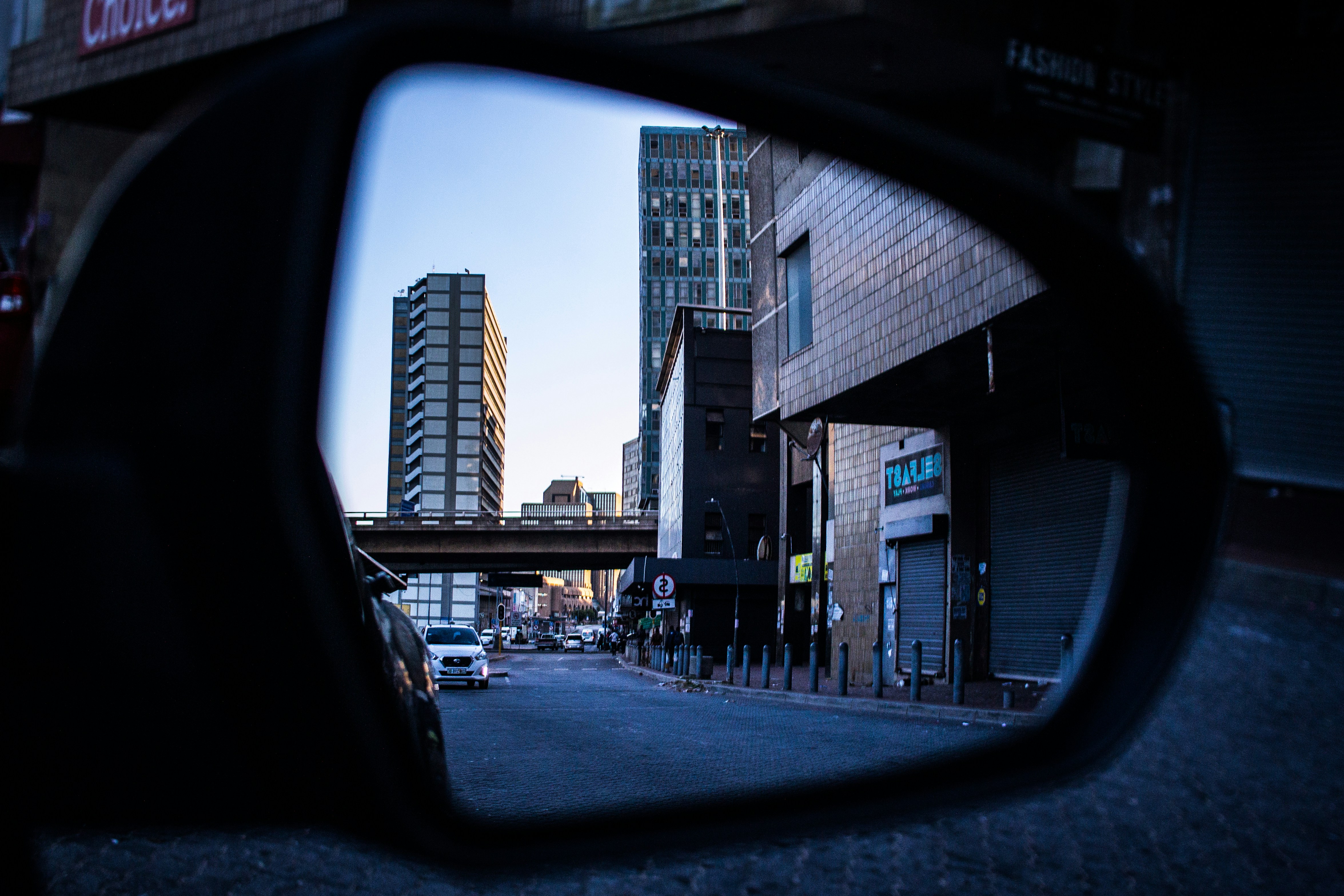 Through the Side Mirror: Cityscape in the City Glass