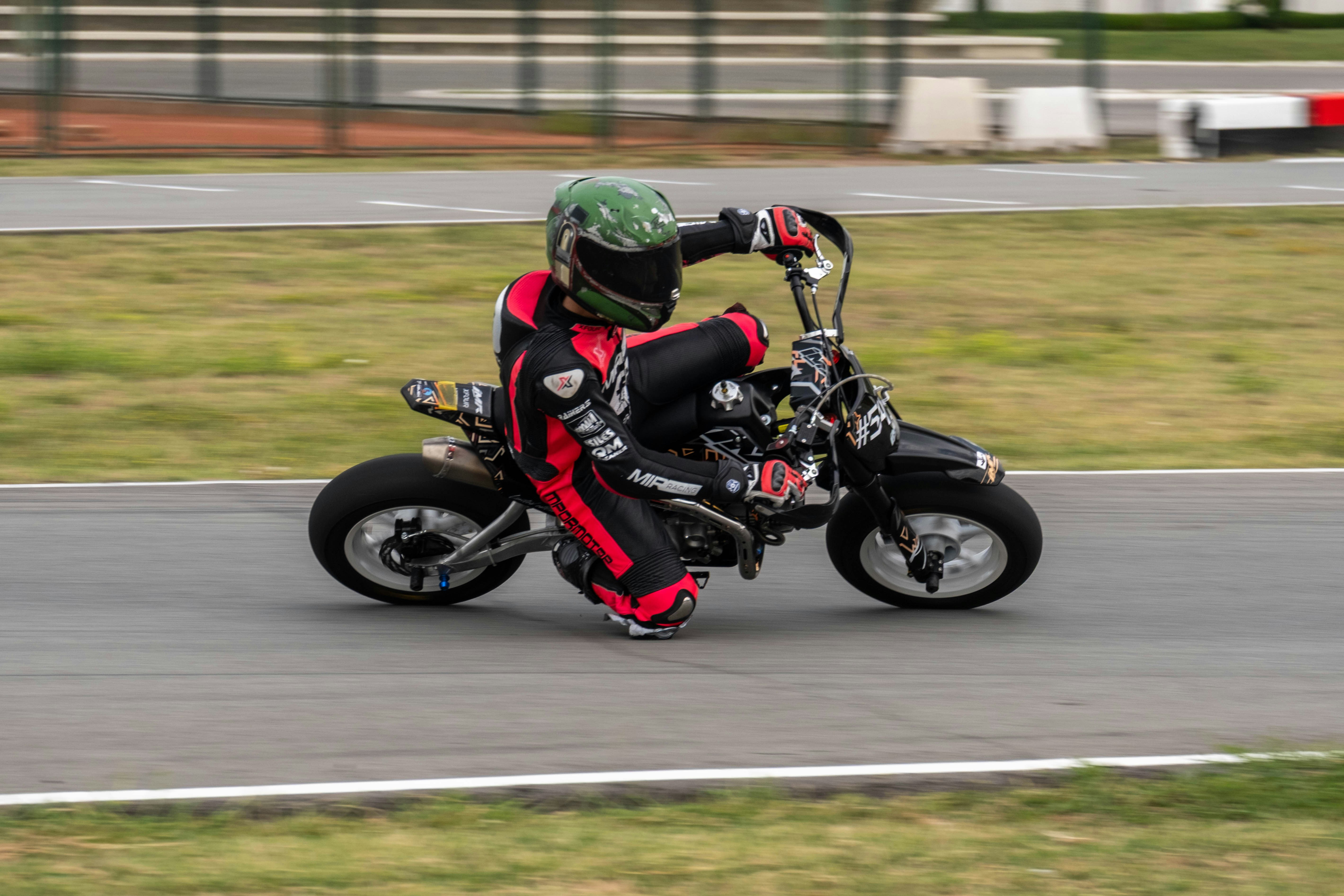 Racing Moment: Lean Into Speed on a Narrow Black Stallion