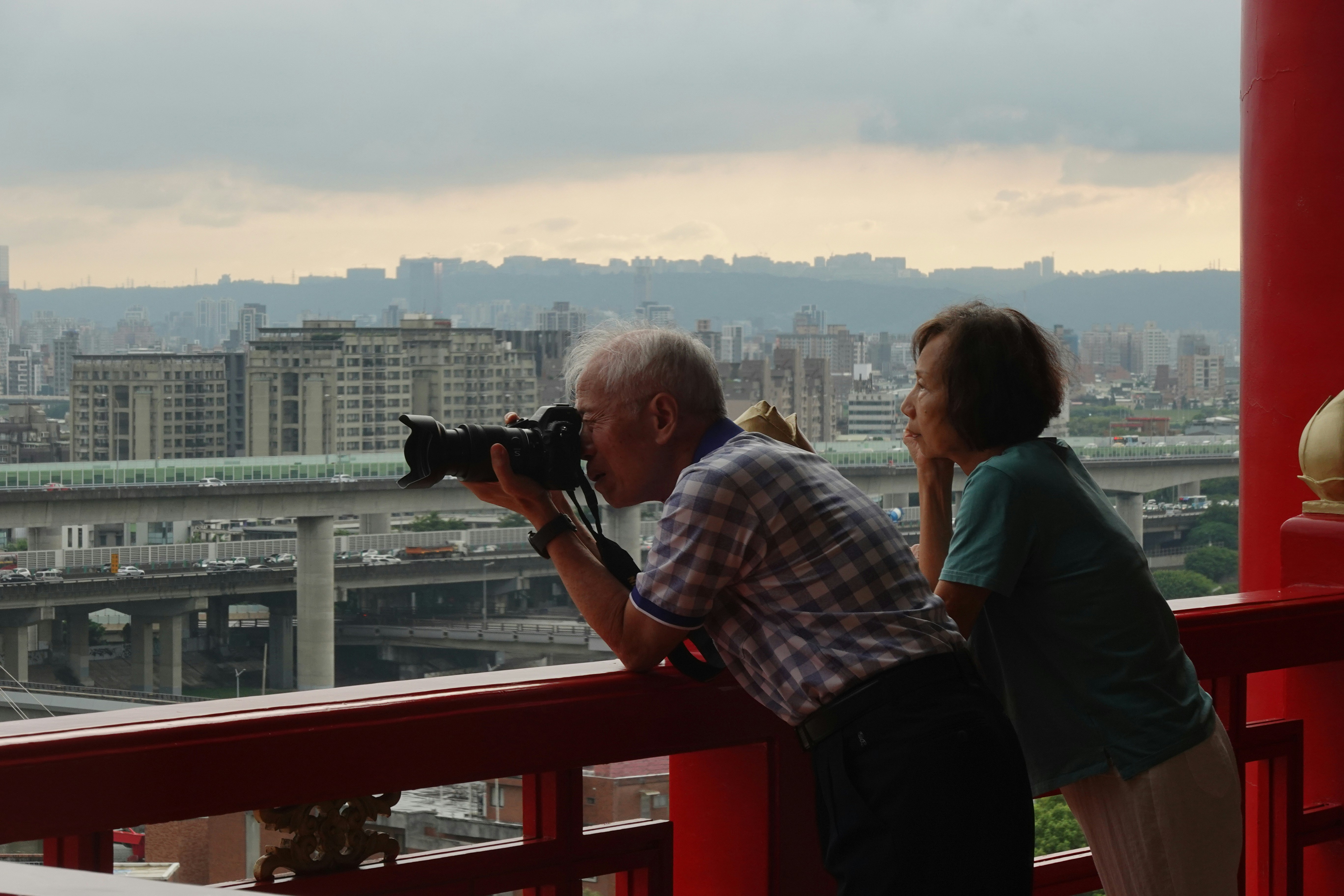 The Long Lens Pause: Behind the Rail, While a City Breathes
