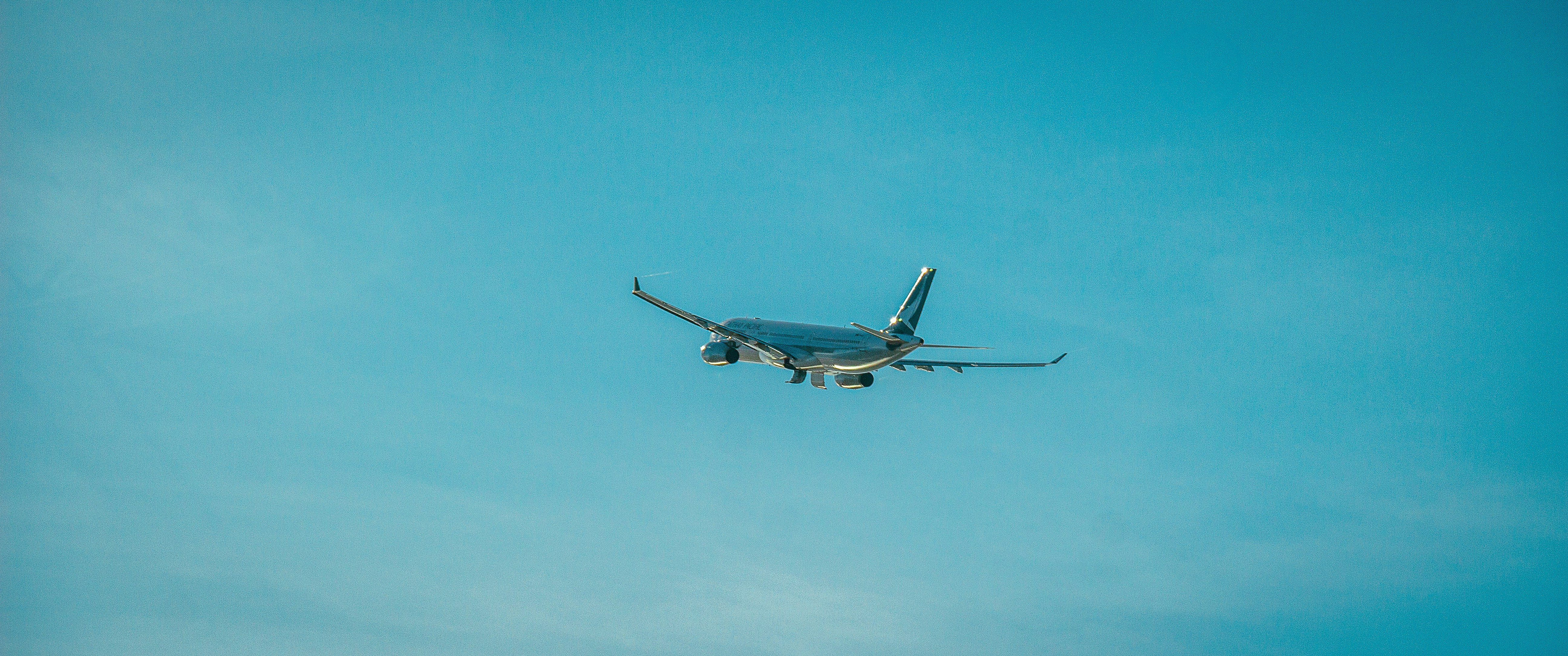 Jetliner in a Clear Sky: A calm transit across a sapphire canvas