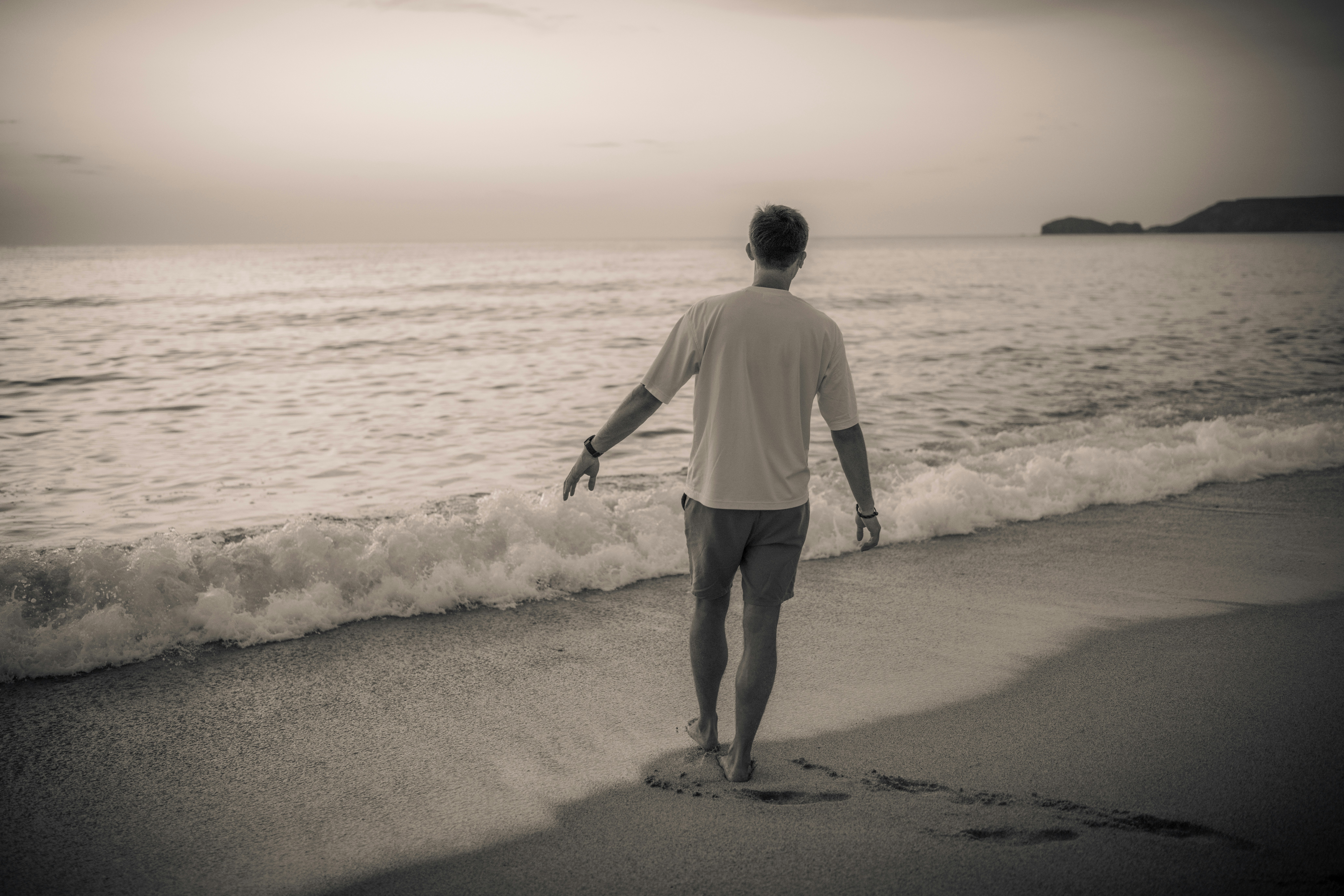 Walk Between Shoreline and Horizon: A Quiet Return to Sea