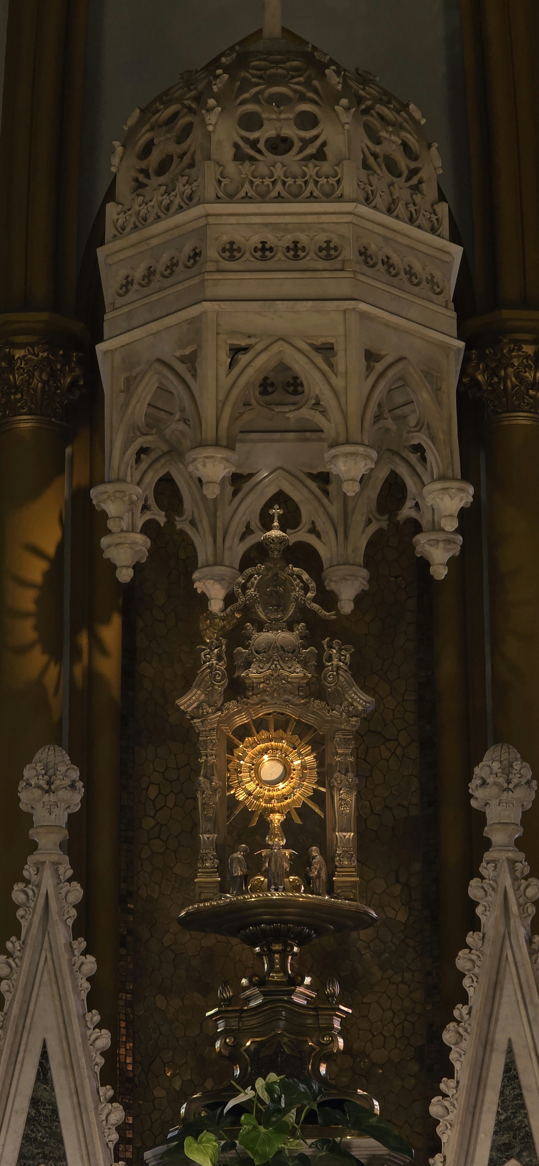 Gilded Reliquary: A Cathedral Altar’s Ornate Crown