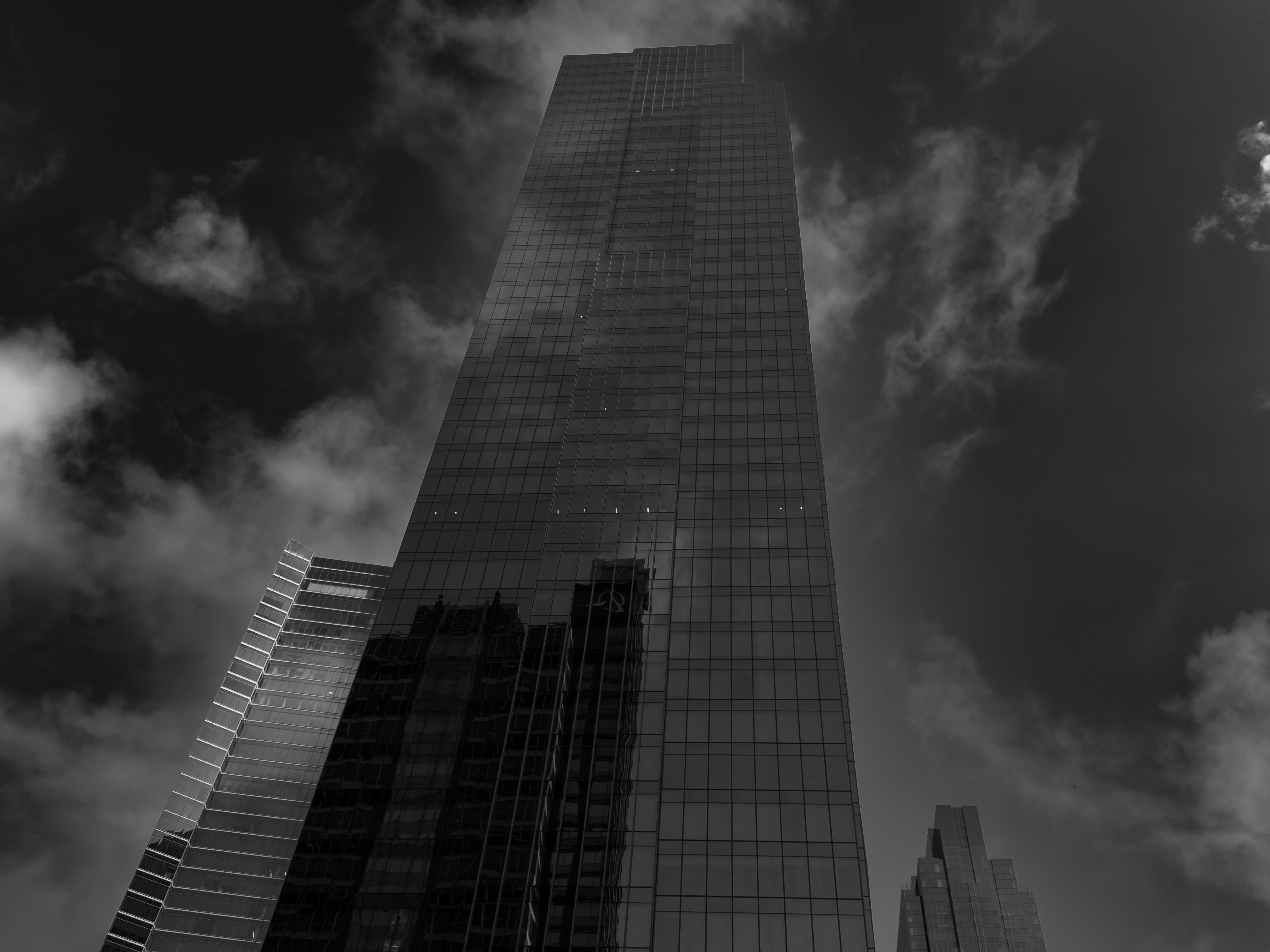 Monolithic Twilight: A Skyward Cathedral of Glass