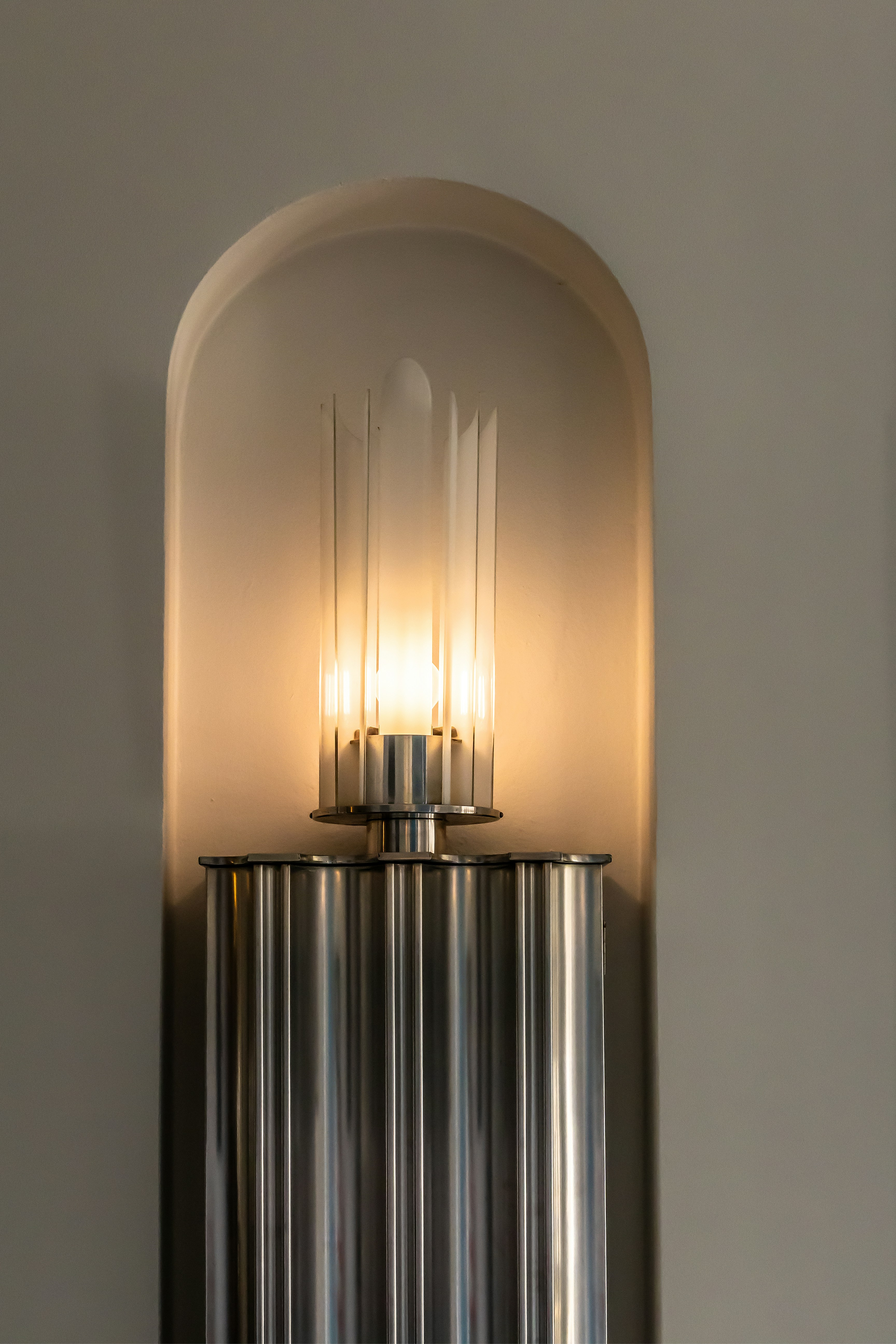 Illuminated Archway Lamp: A Vertical Glow