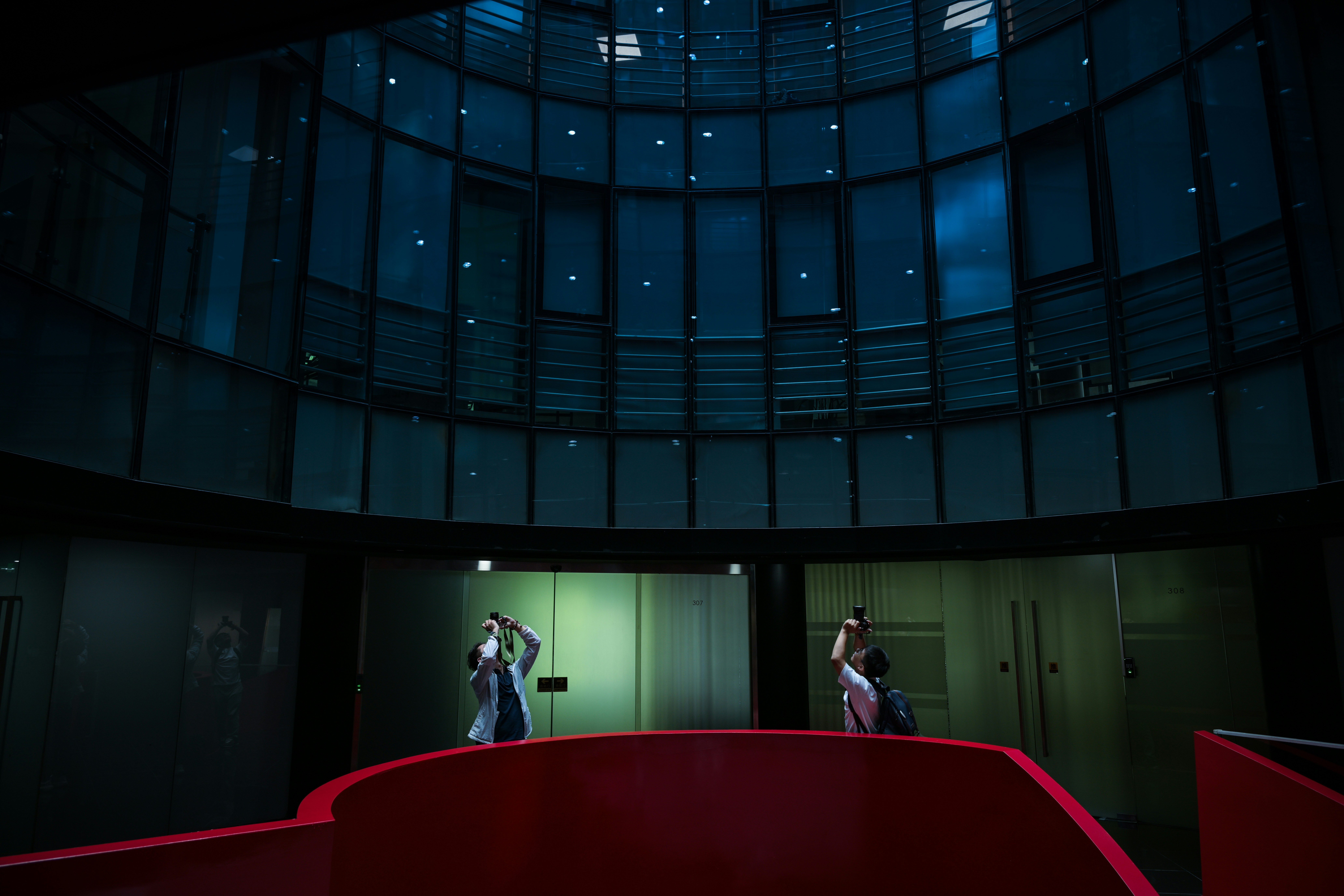 Gallery of Echoes: Photographers in a Modern Atrium
