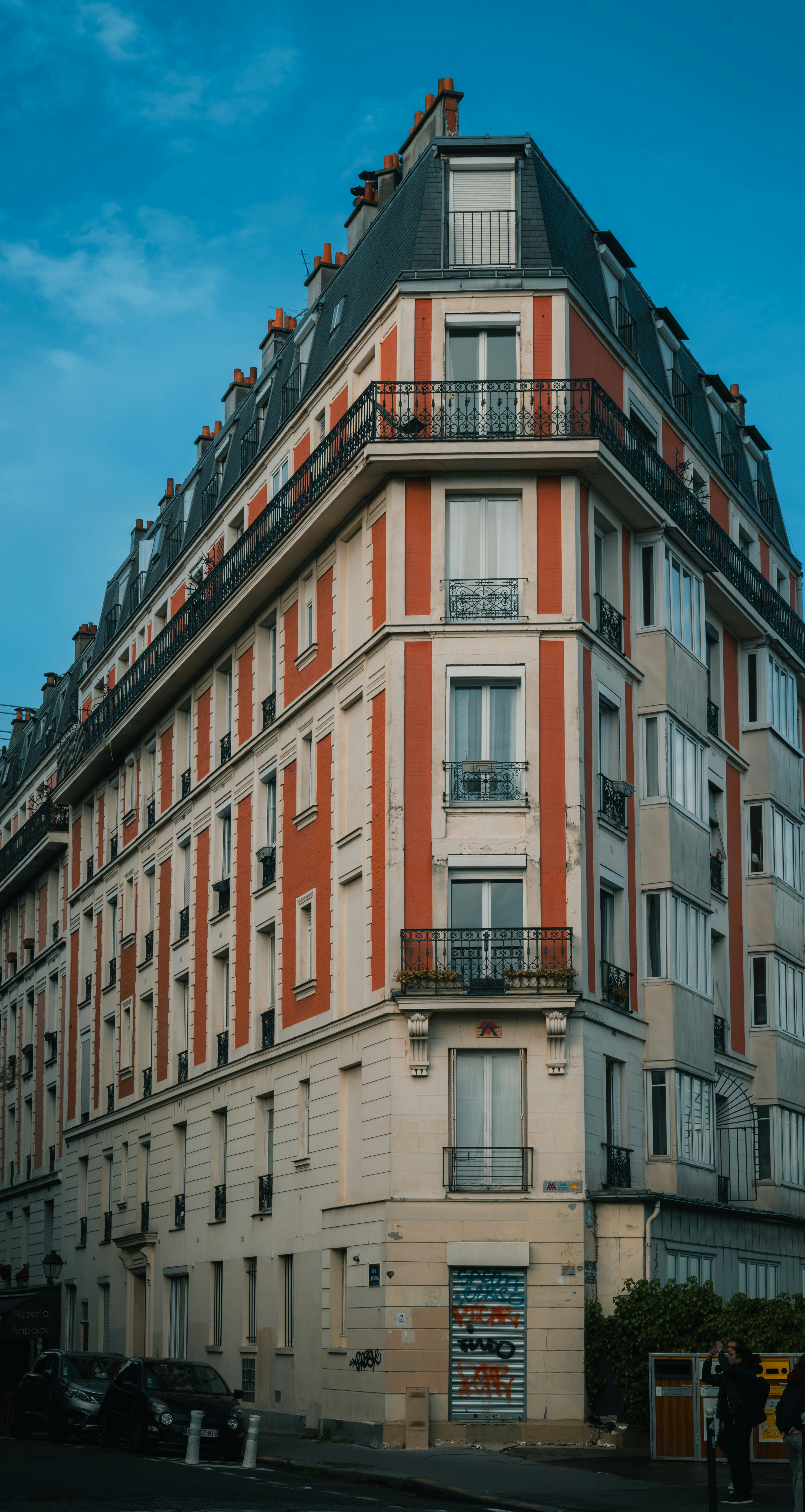 Parisian Corner: A Sunlit Facade Rising Above the Quiet Street