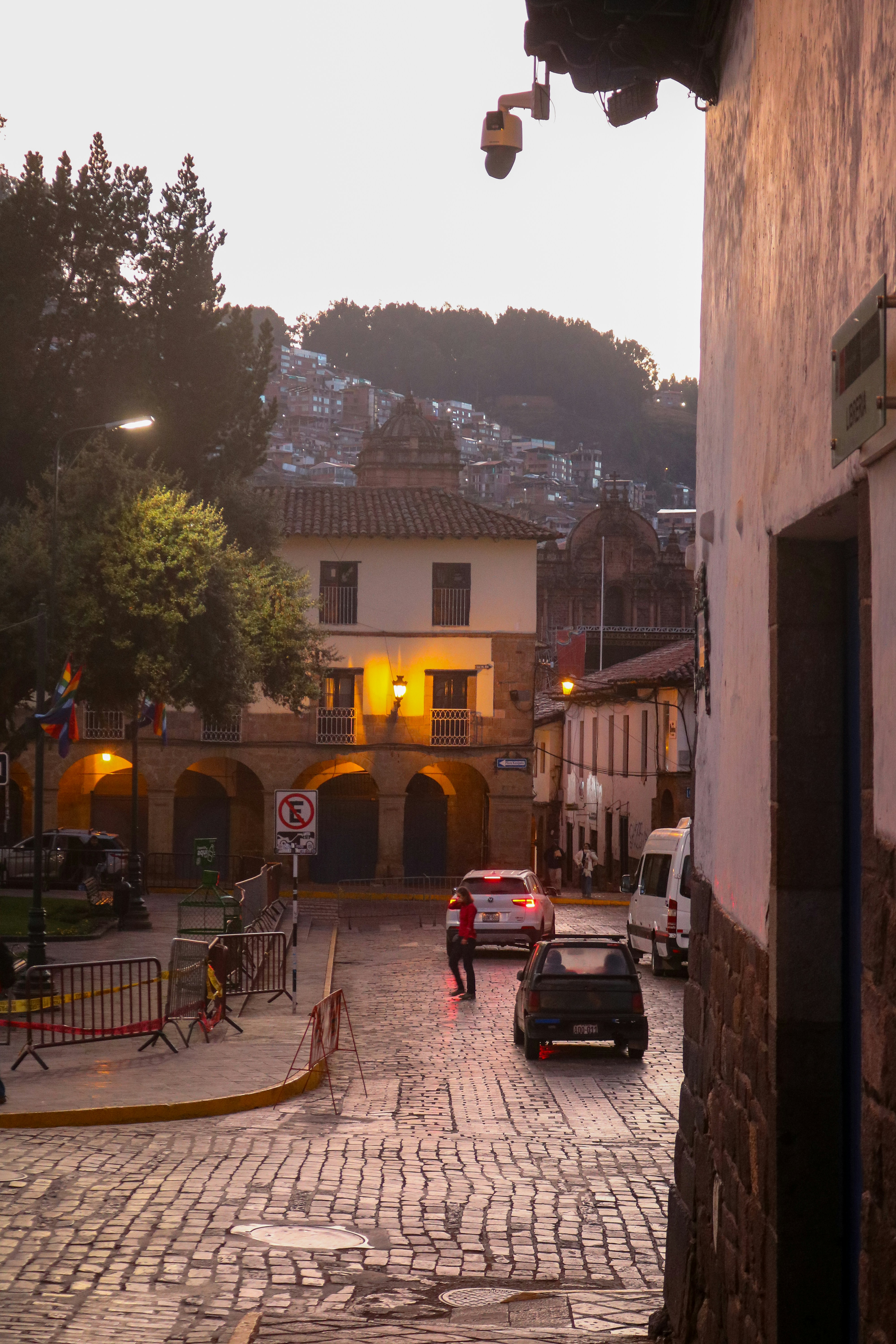 Sunlit Calle de Plaza Vieja: A Quiet Evening in a Cobblestone Hub