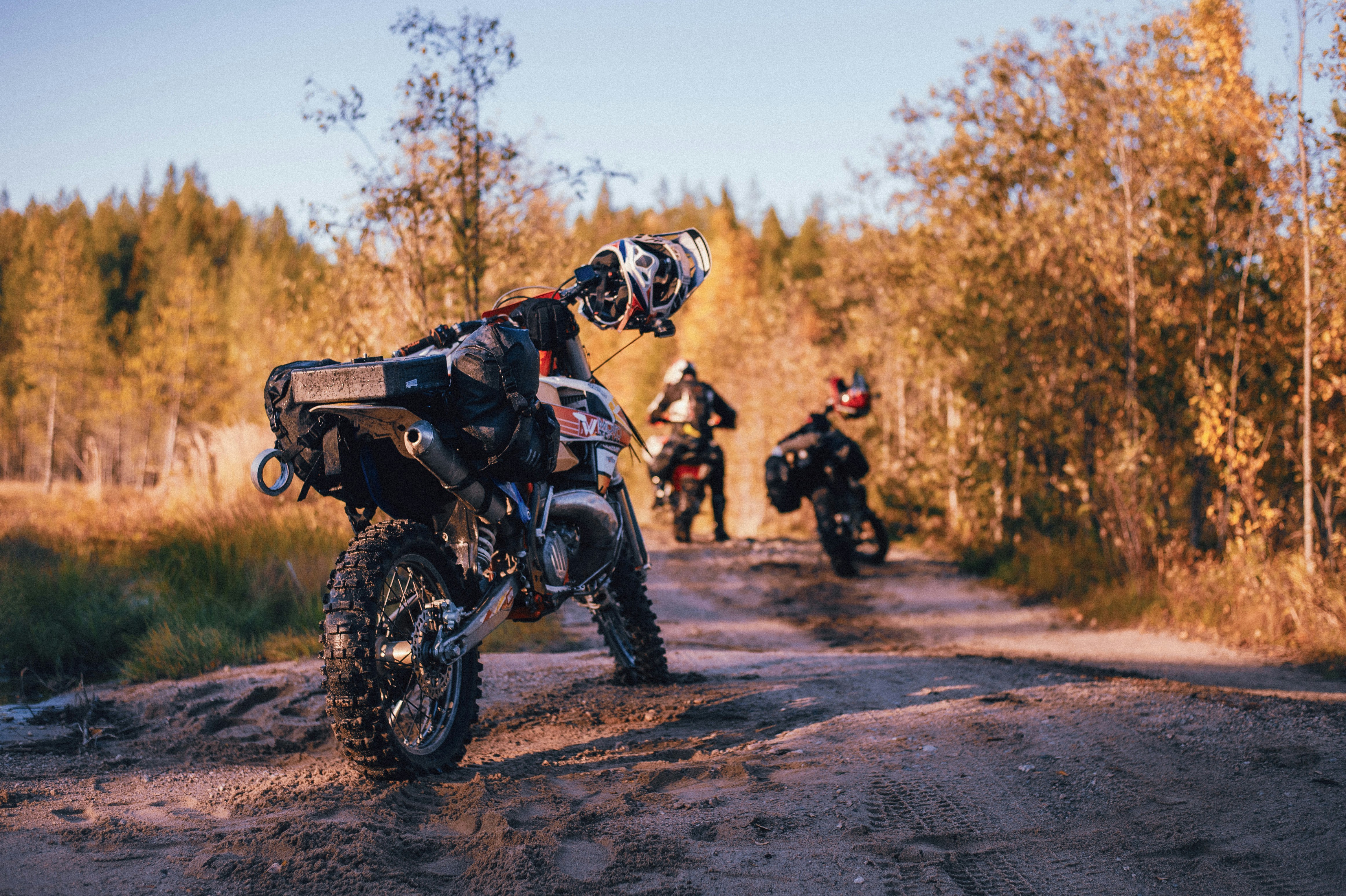 Dusty Trail Rendezvous: Dual Adventures on a Nordic Backroad