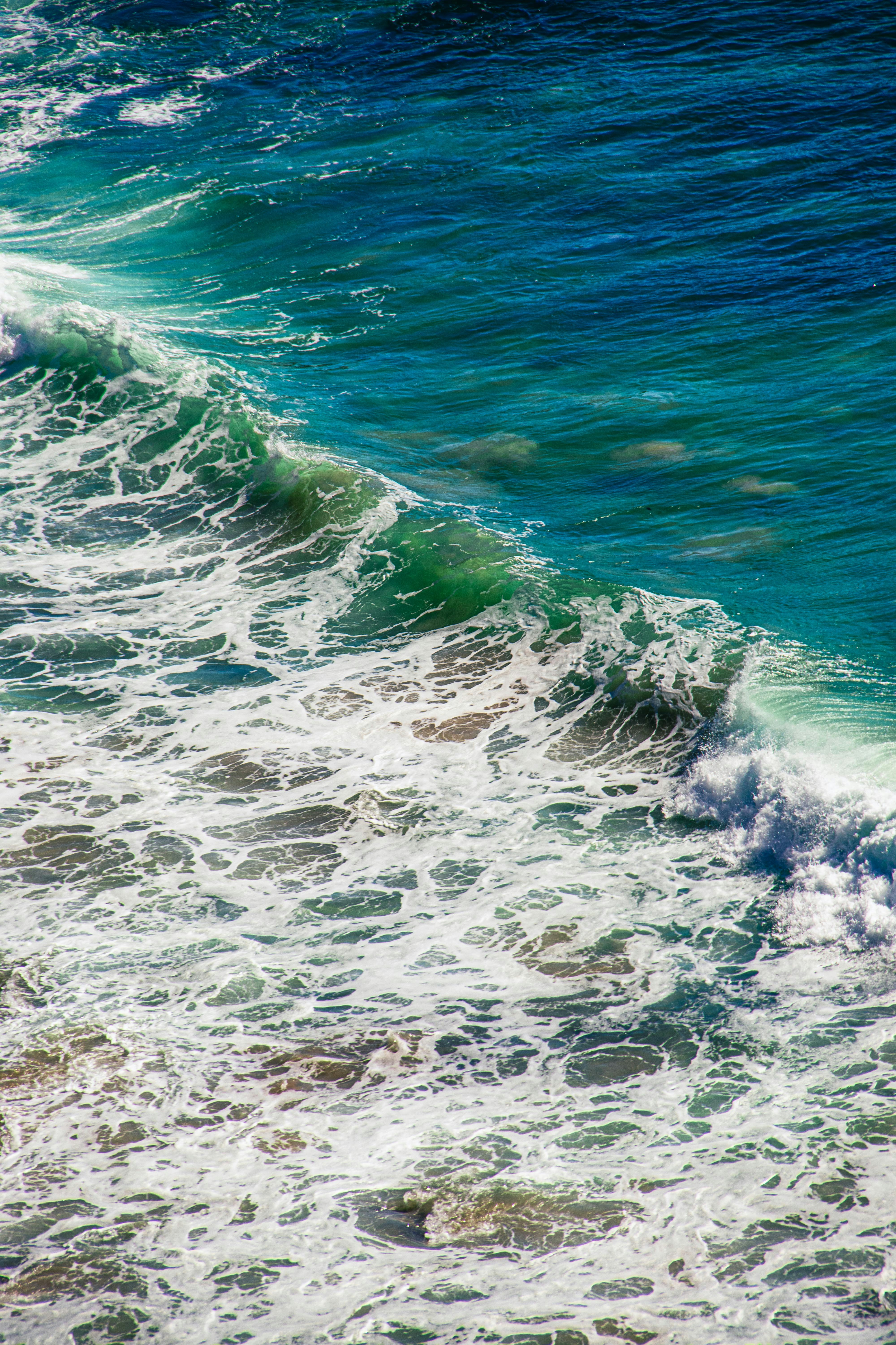 Prismatic Crest: A Turbulent Wall of Ocean Light