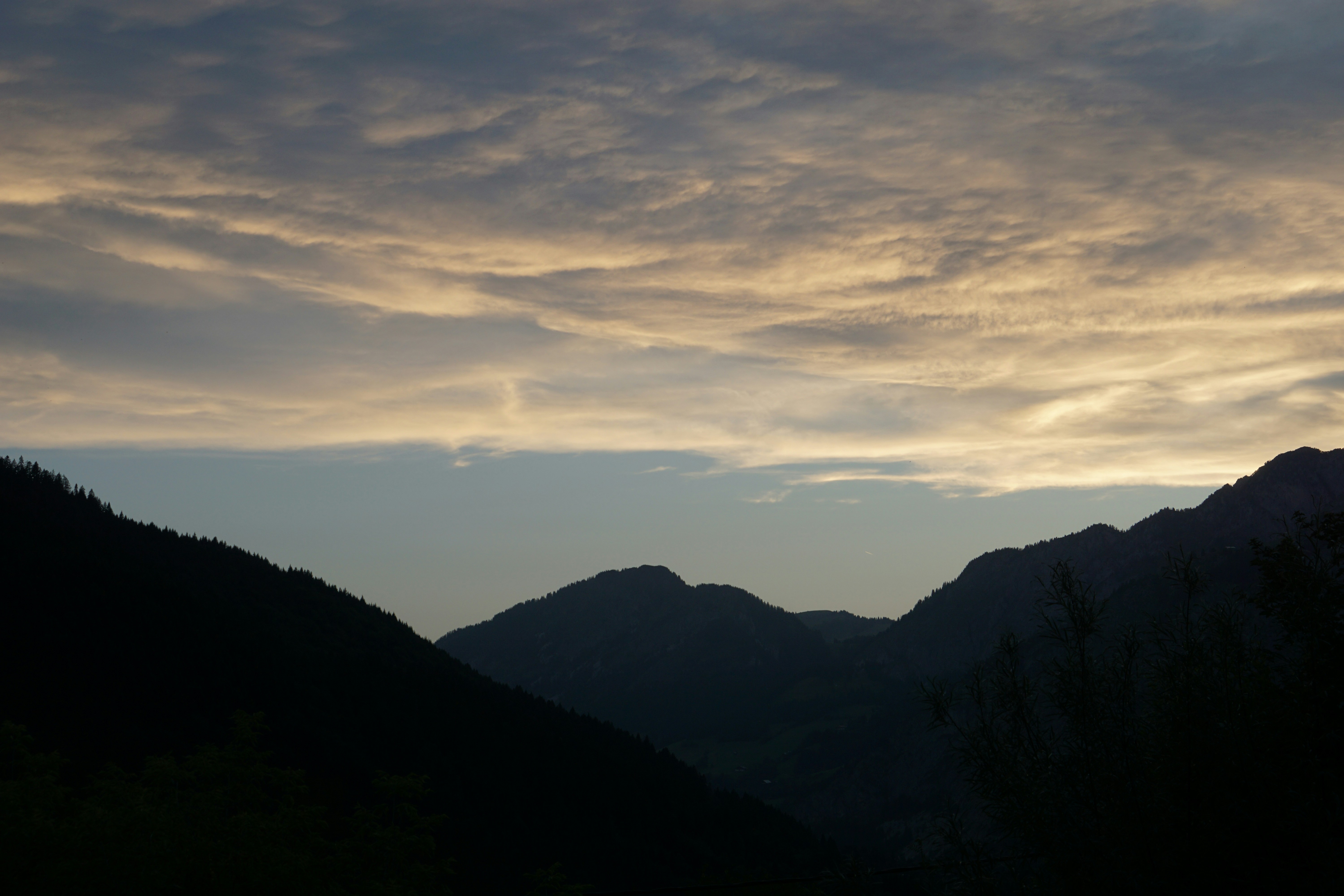 Dusk Over Gentle Ridges: A Quiet Mountain Silhouette