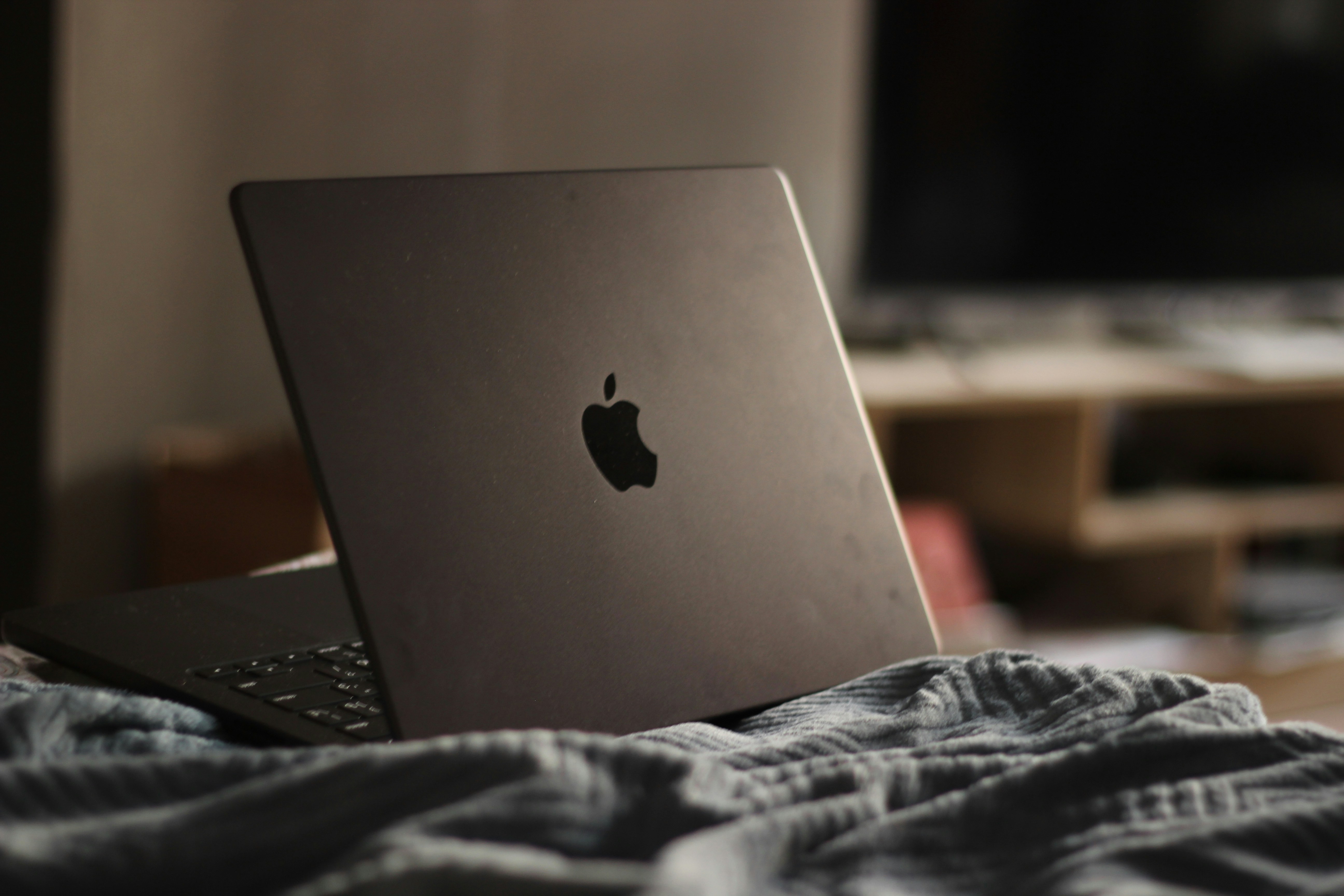 Midnight Mac: A Quiet Desk Retreat with a Sleek Silver MacBook