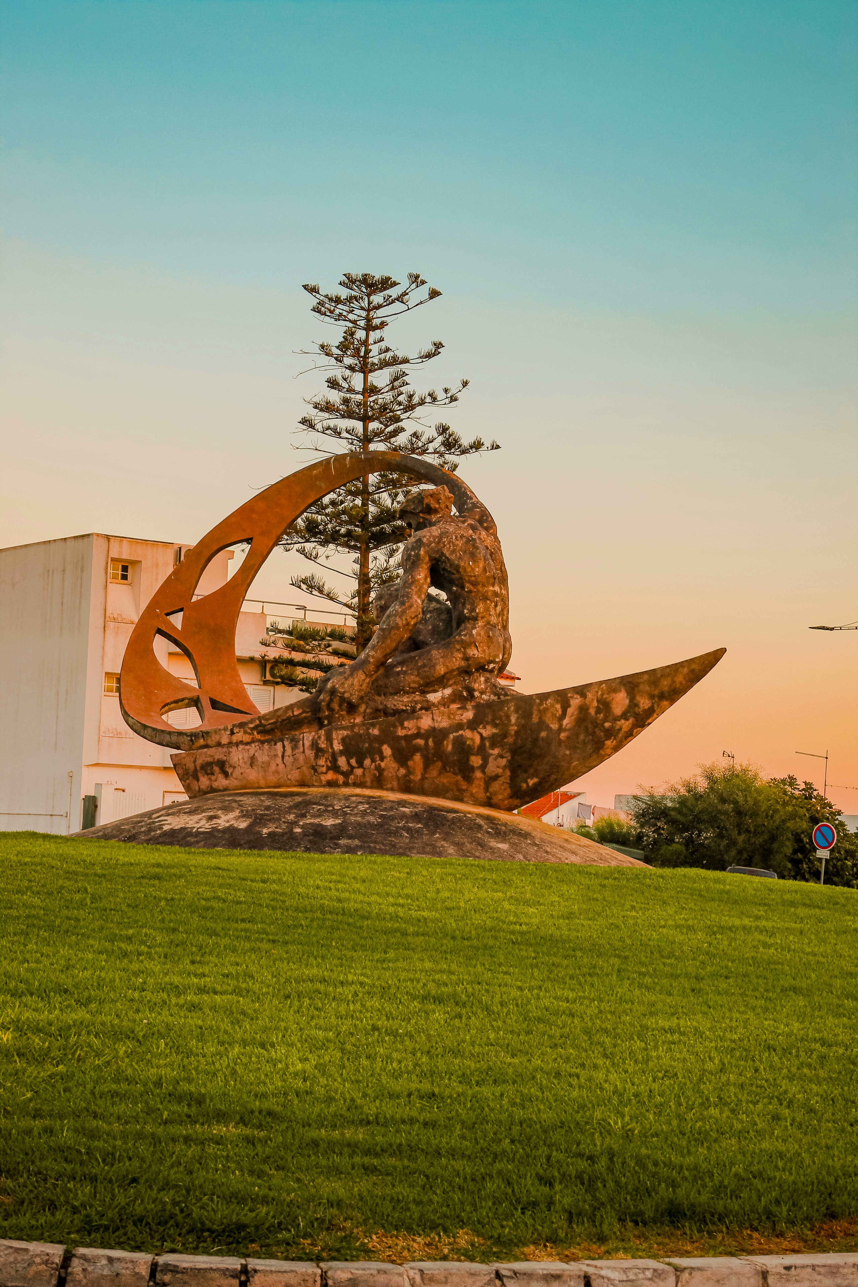 A Silent Voyager: Rust meets Dusk on a Curved Monument