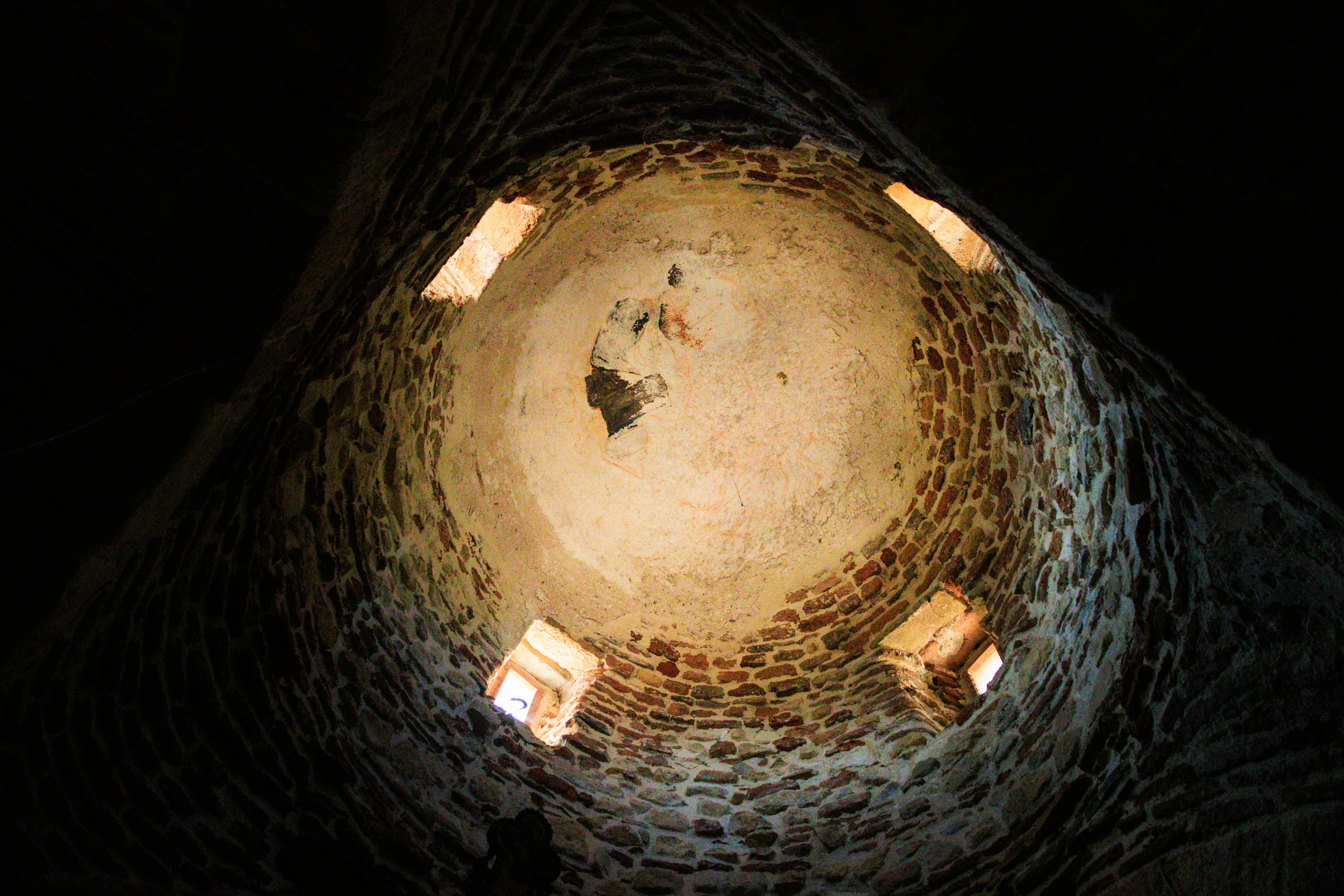 Crowning Circle: A Sunlit Oculus of Stone