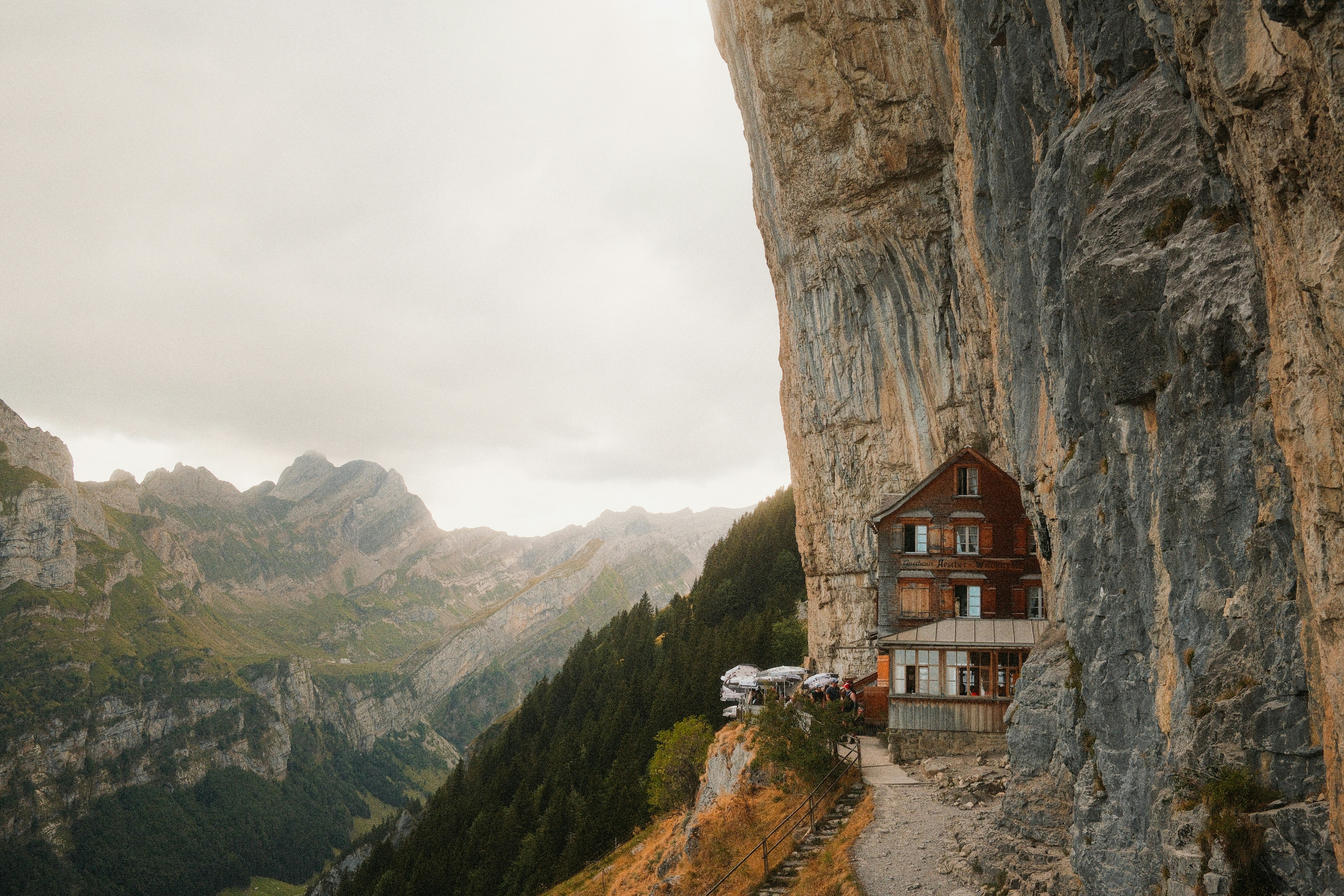 Cliffside Inn: A Wooden Refuge Clinging to the Mountain