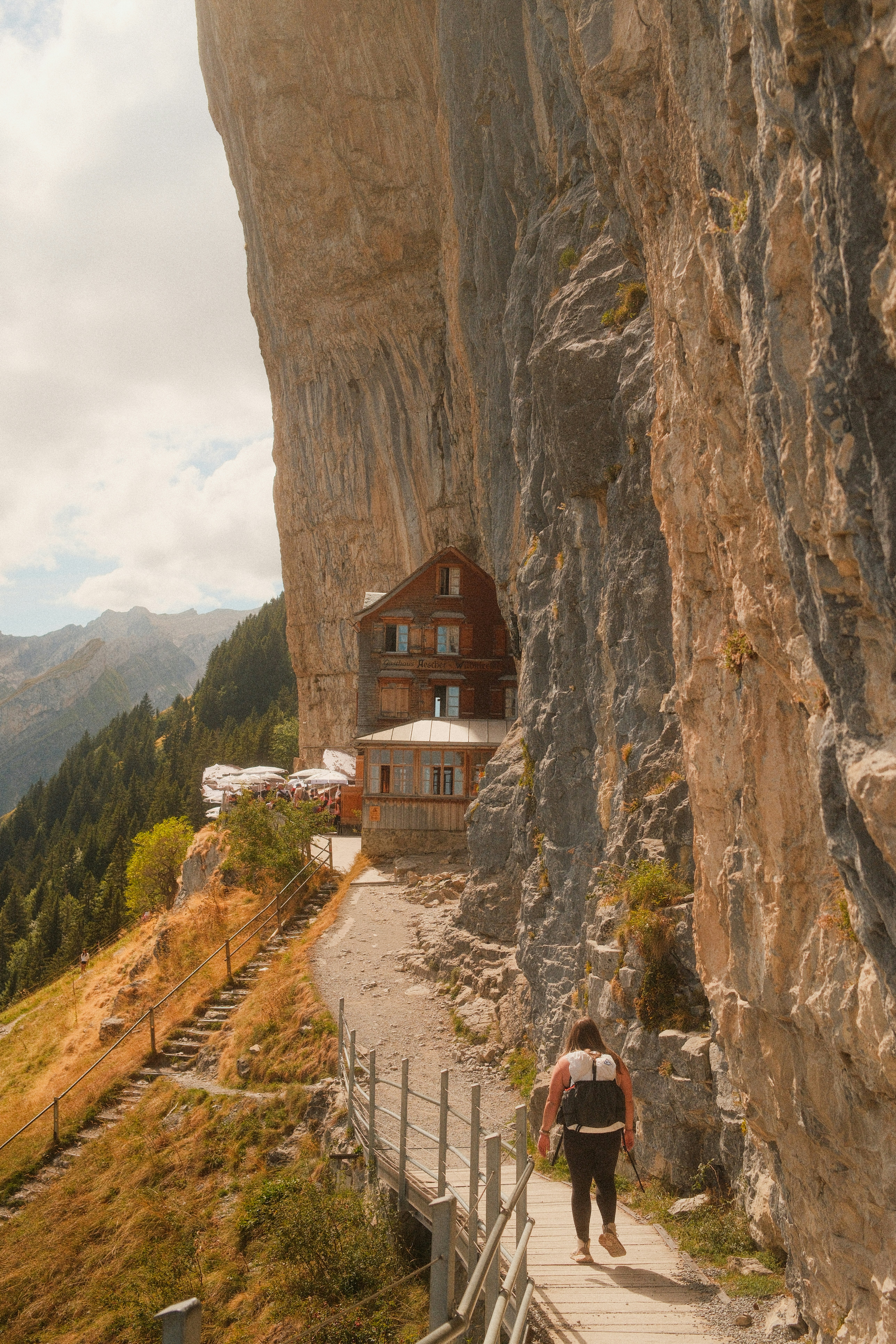 Cliffside Retreat: A Mountain Refuge Beside the Rise