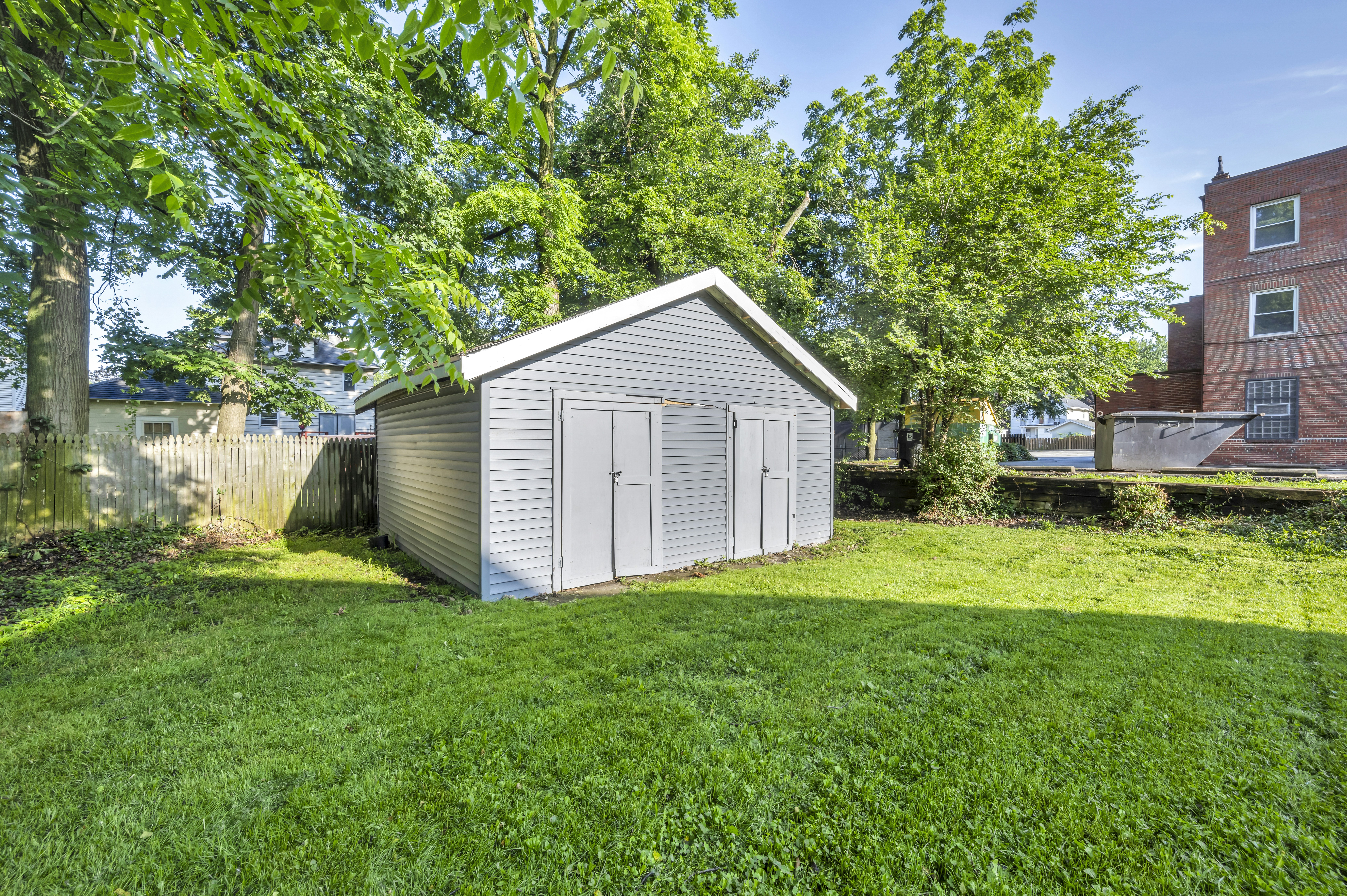 Sunlit Shed Retreat: A Quiet Backyard Corner
