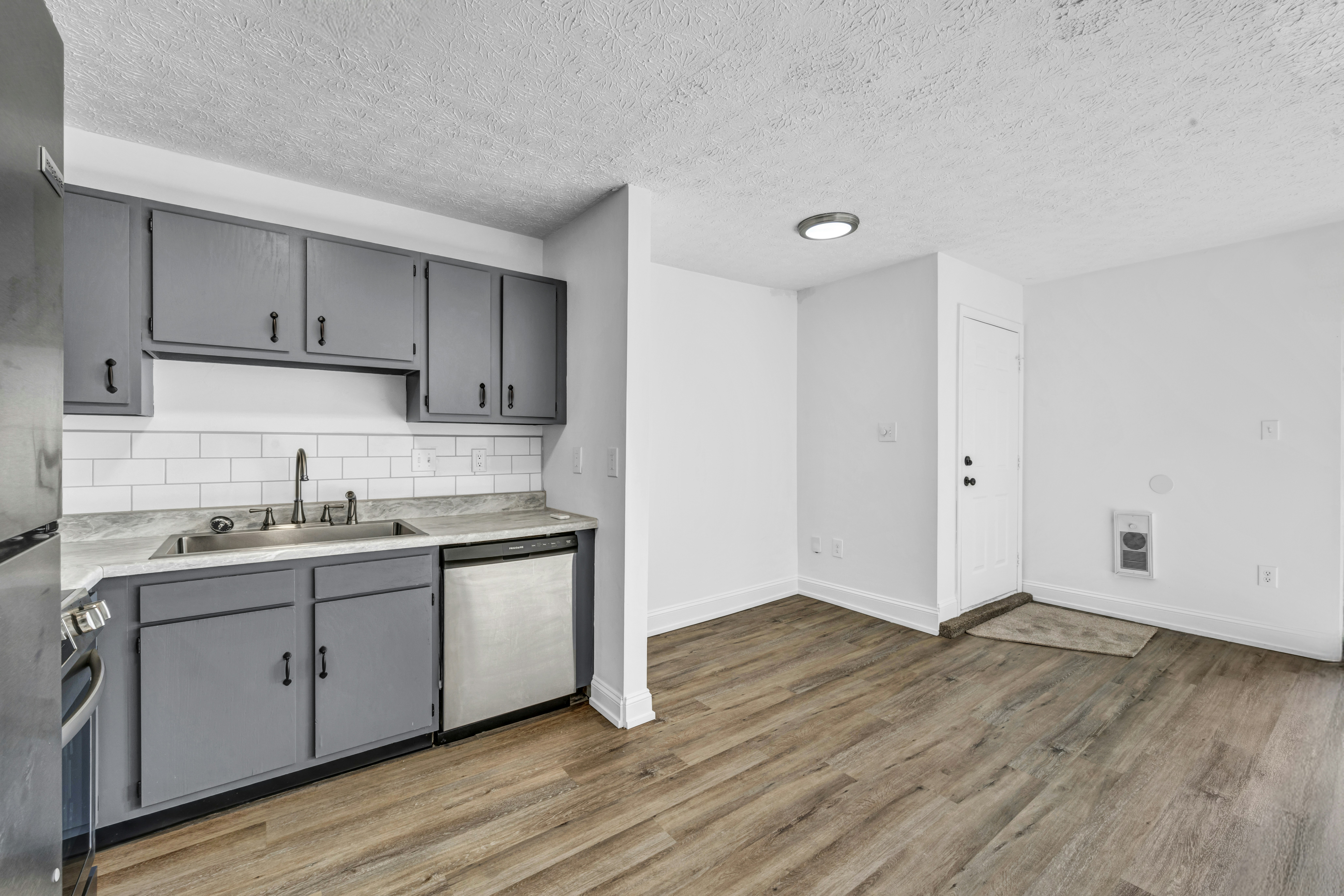 Minimal Kitchen Nook: Quiet Living Space with Stainless Accents
