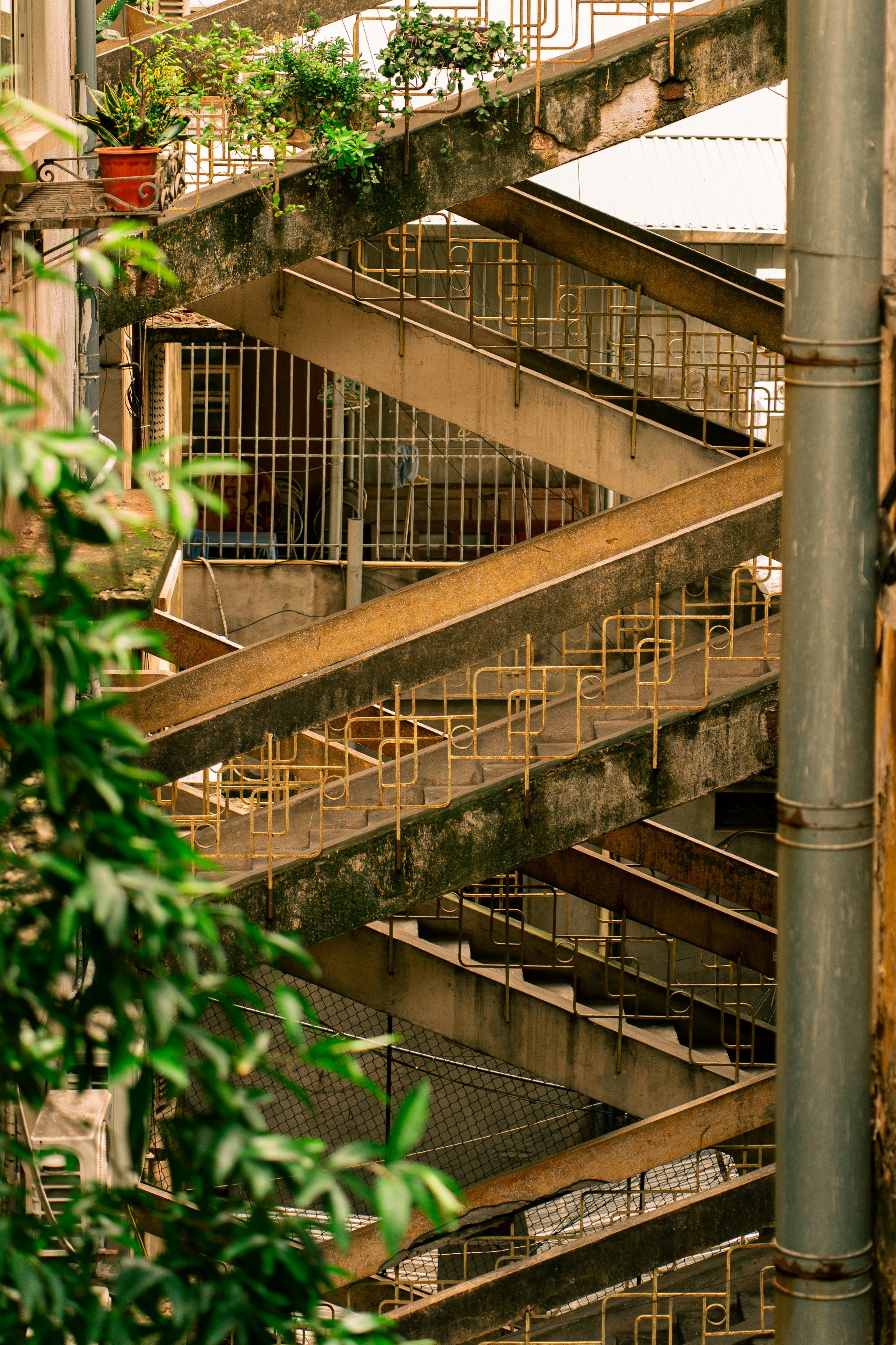 Concrete Staircase Reverberates with Angular Geometry