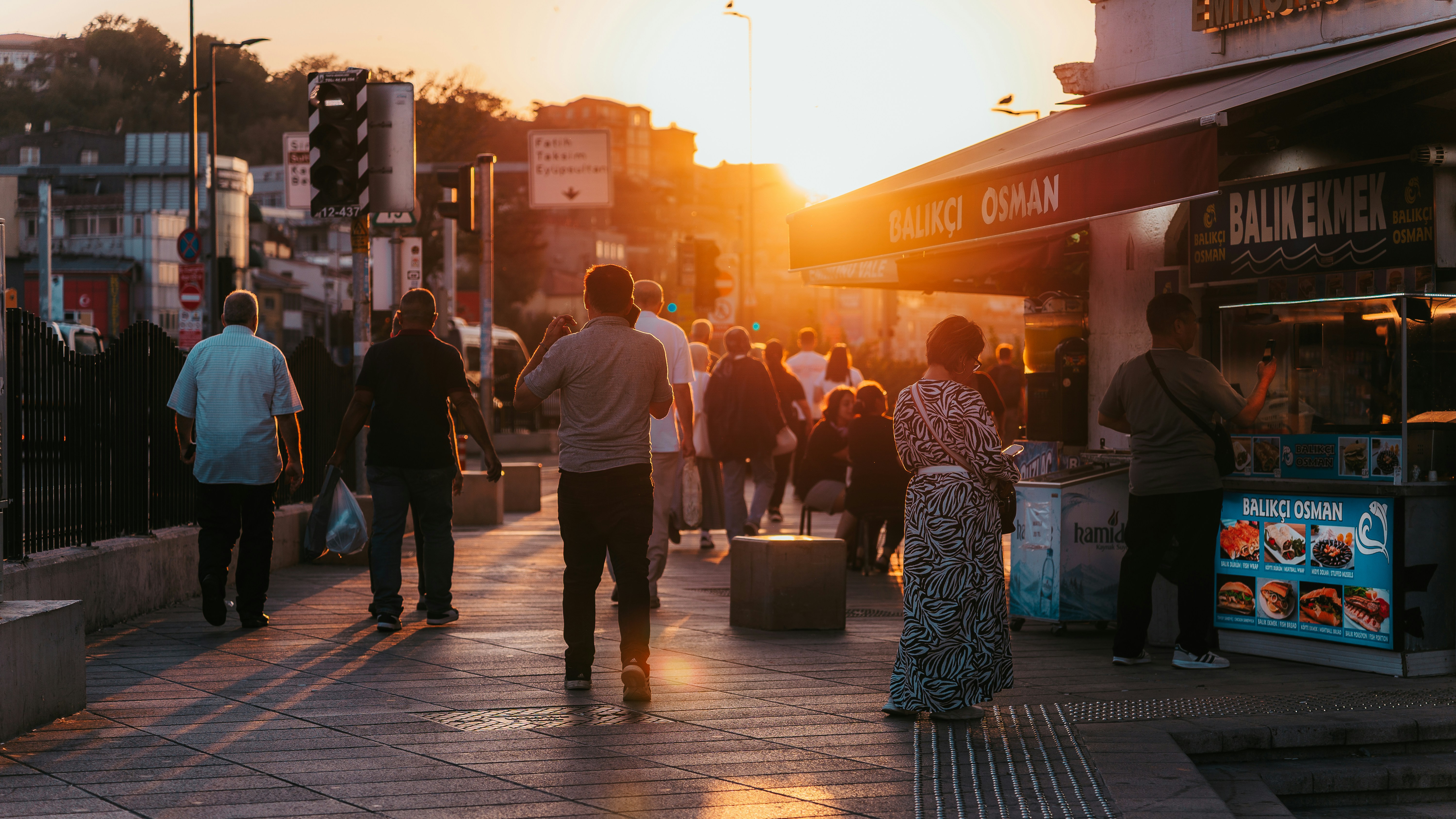Golden Hour Street Pulse: Faces, Food Stalls, and the Last Light