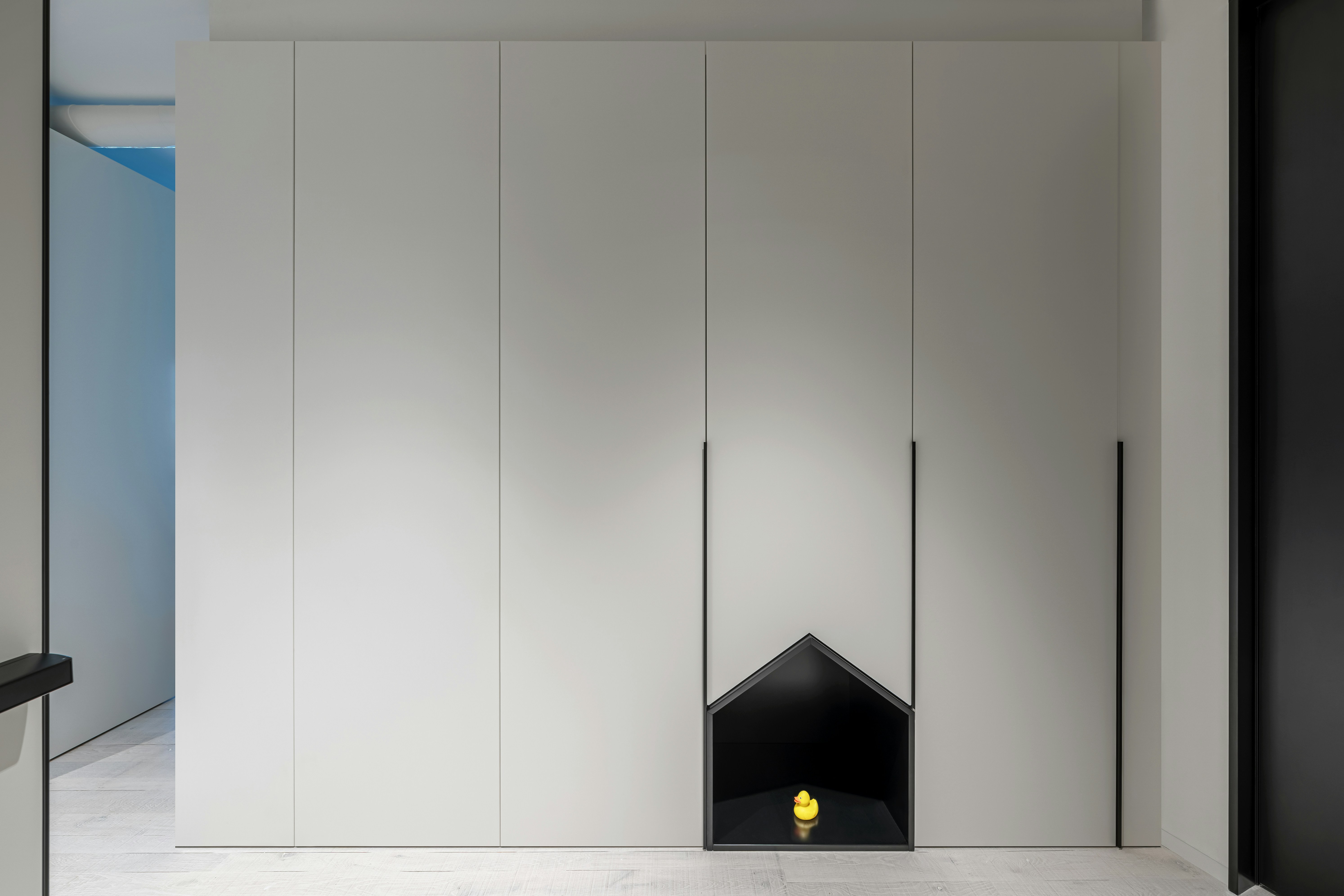 Architectural Minimalism: A Quiet Wardrobe Hall with a Pet House Nook