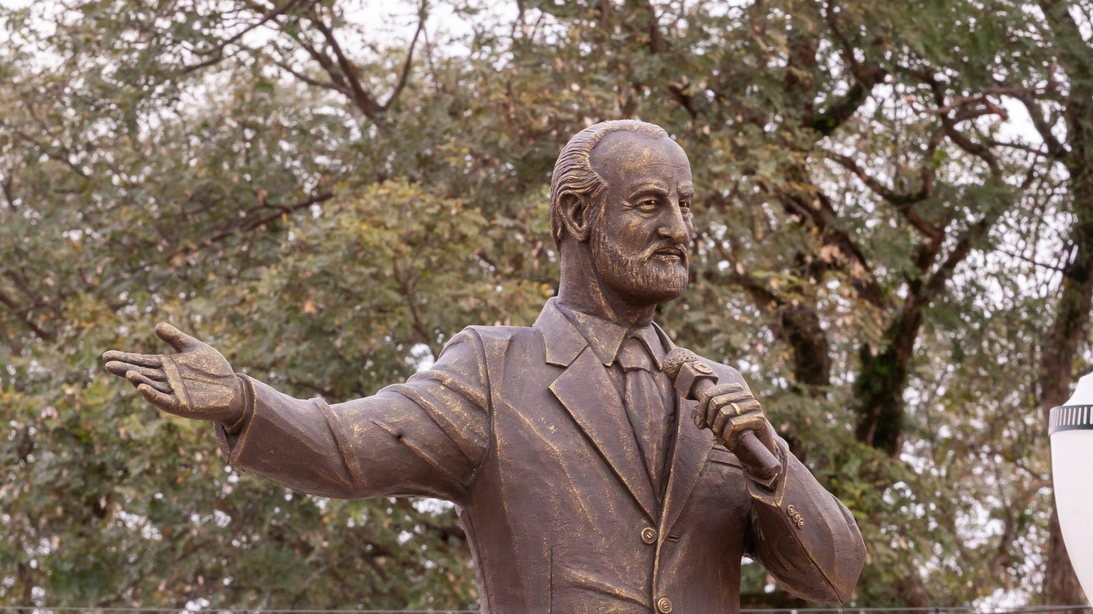 Gesturing Leader: A Bronze Orator Embracing the Crowd