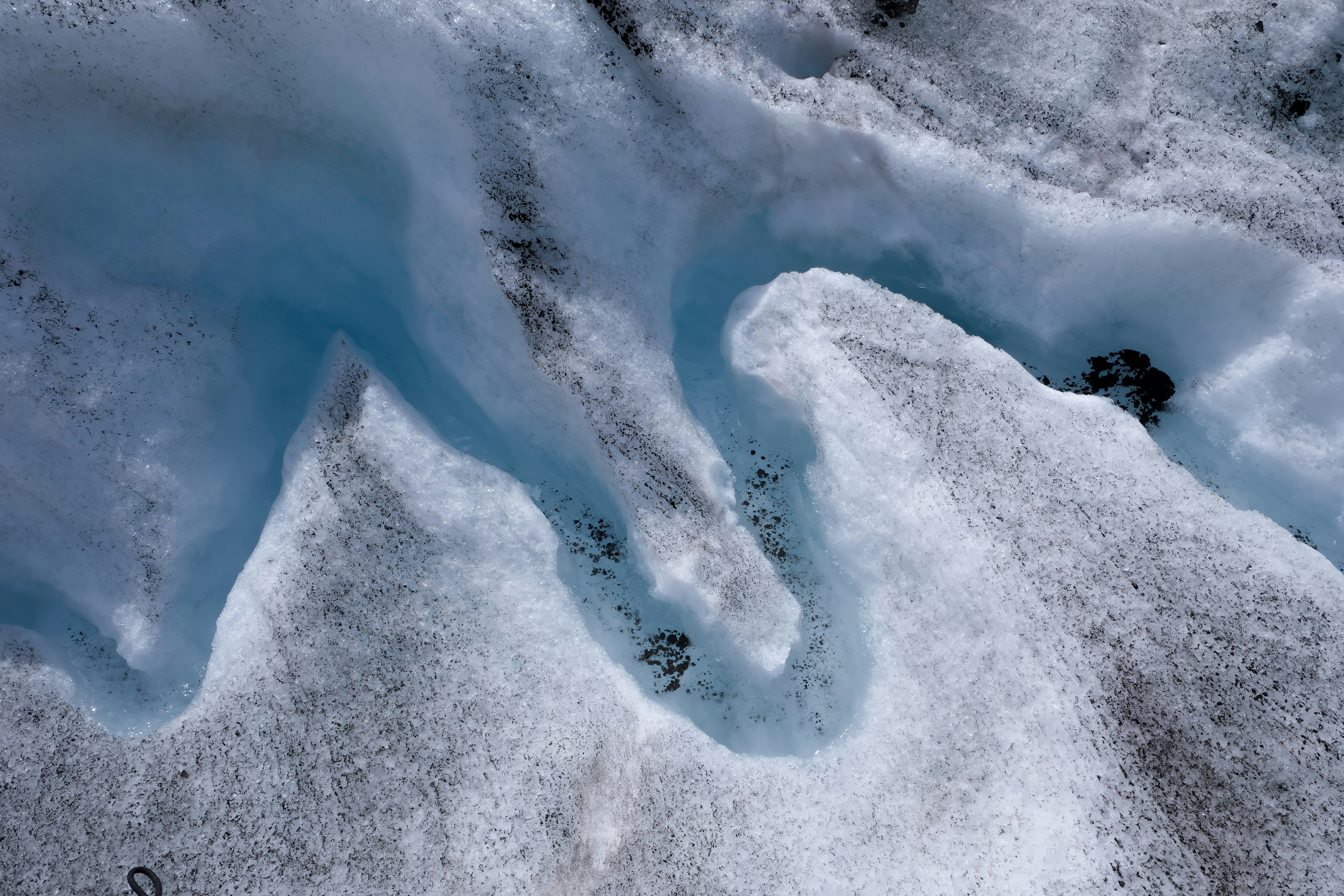 Icy Suture: Aerial Dunes Carved by Subtle Currents