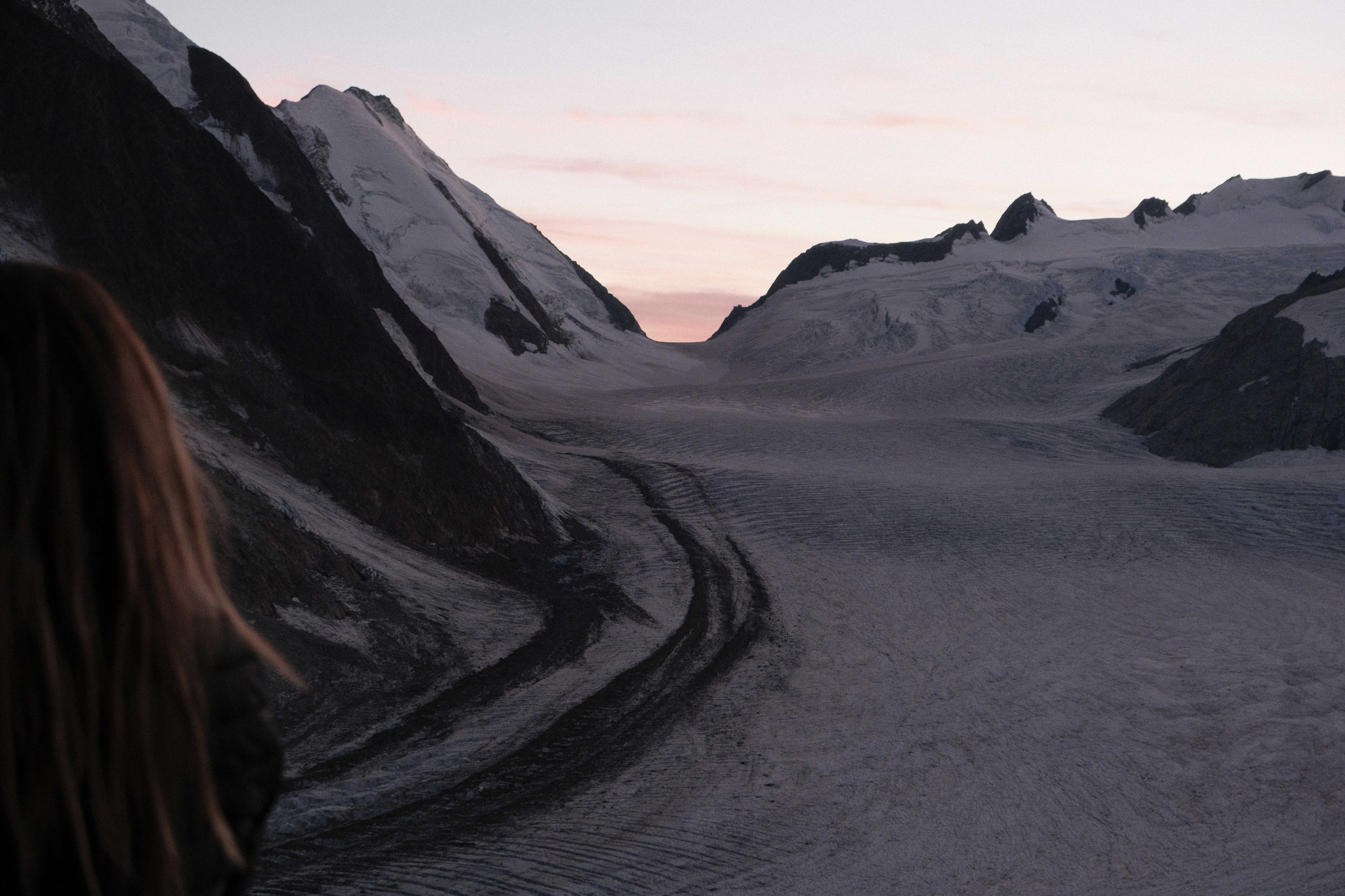 Glacial Passage at Dusk: A Traveler’s View into the Icebound Valley